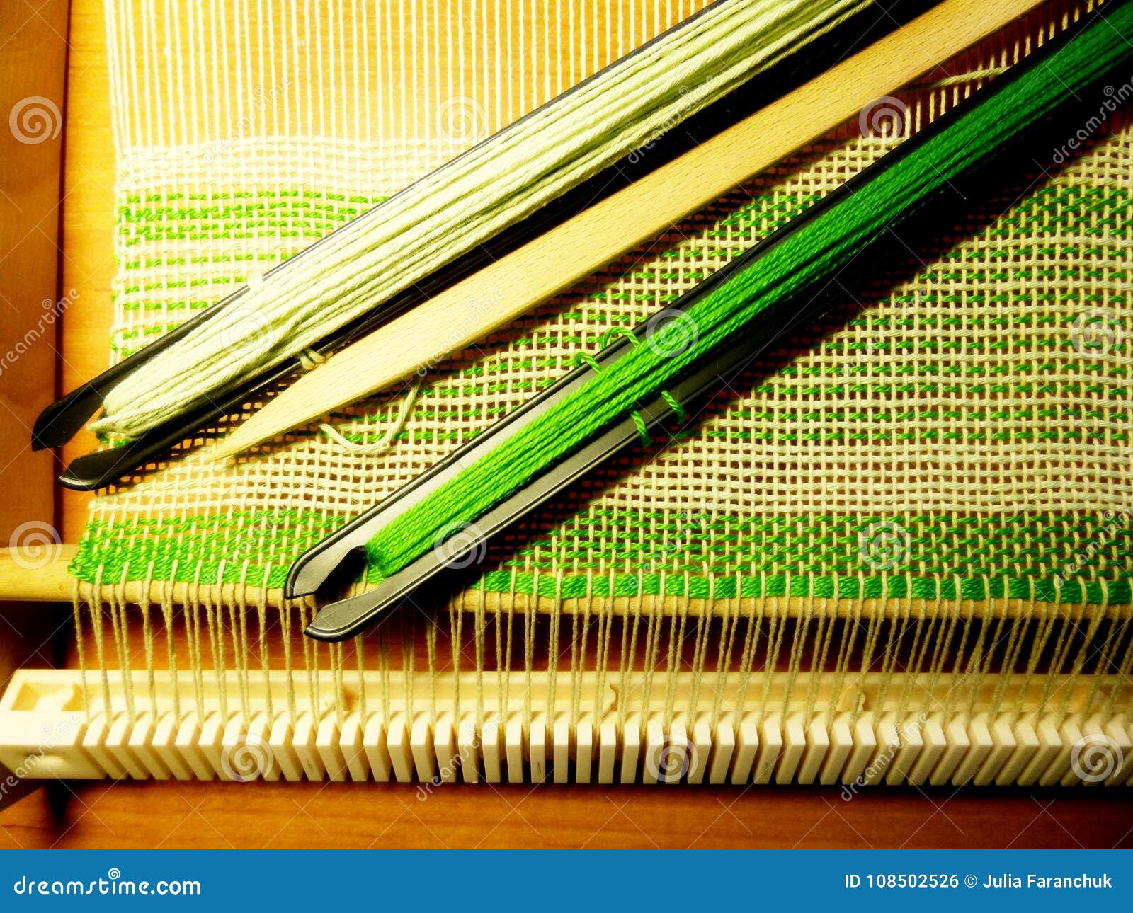 Tecendo a Tela No Processo Entrelaçamento Das Linhas Foto de Stock ...