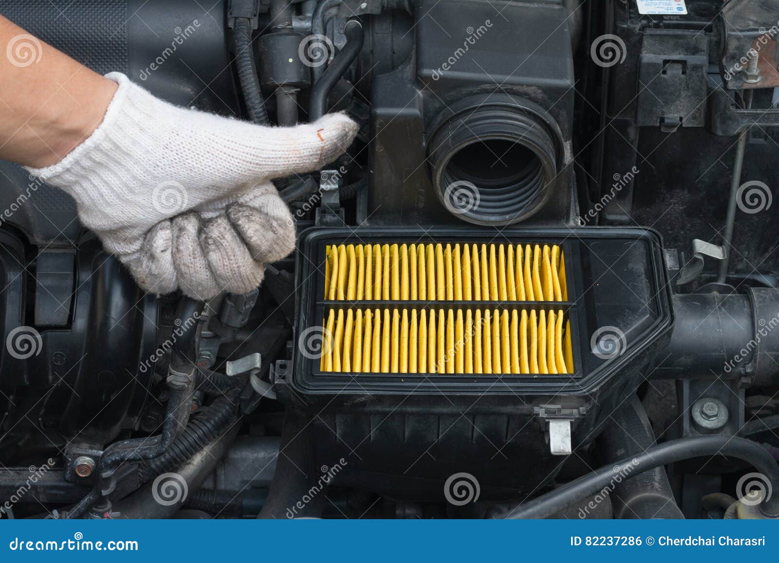 Technician Guarantee for Changing New Air Filter for Car Stock Photo ...