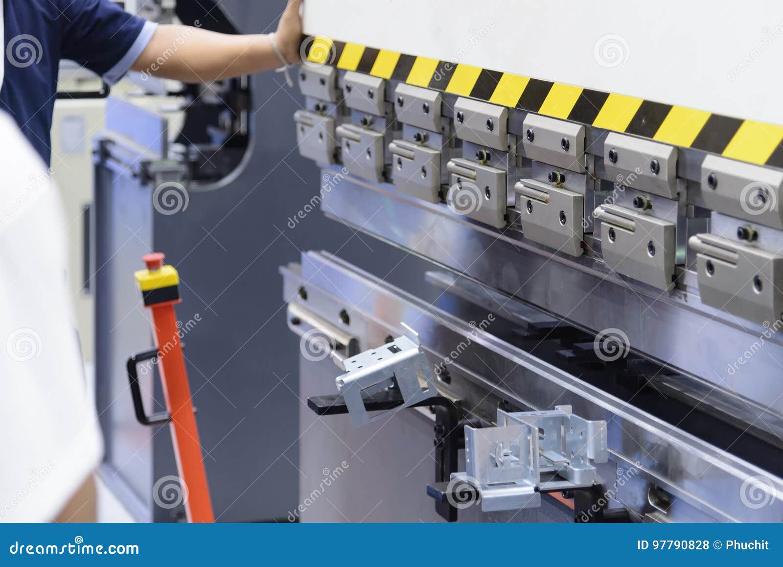 The Hydraulic Bending Machine Operation With Automatic Robotic System ...