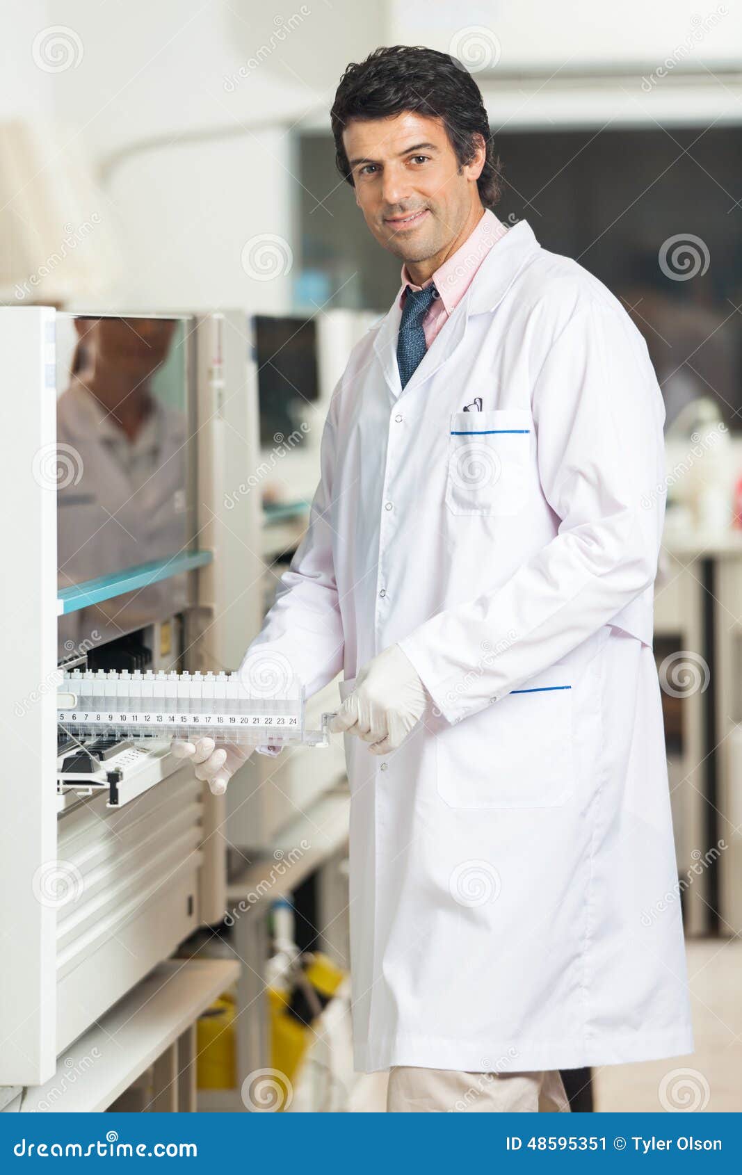 Technician Loading Samples in Analyzer Stock Image - Image of examining ...