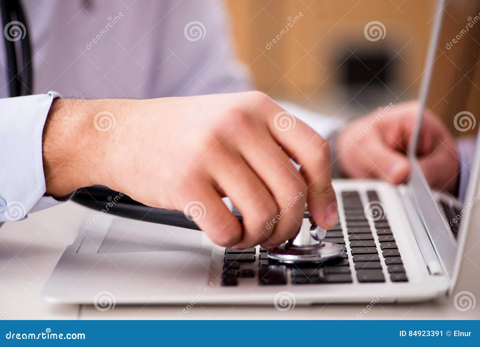 The it Technician Repairing Broken Laptop Notebook Computer Stock Image ...
