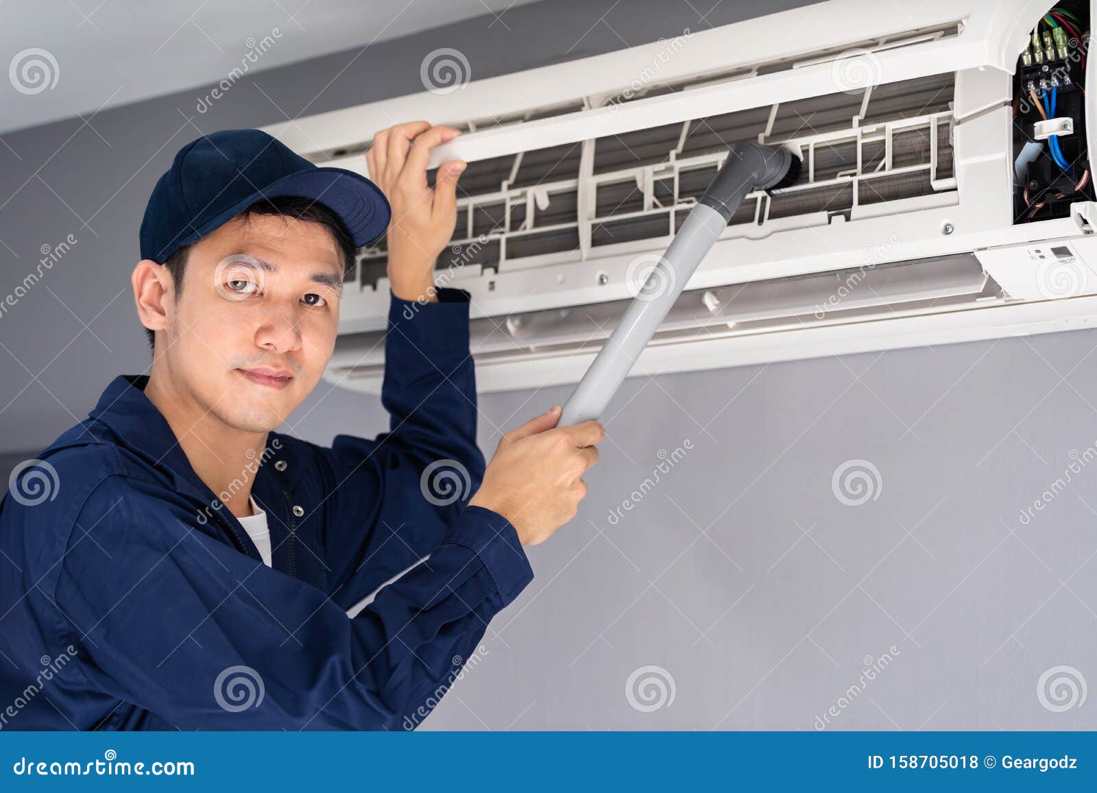 Technician Service Using Vacuum Cleaner To Cleaning Air Conditioner ...