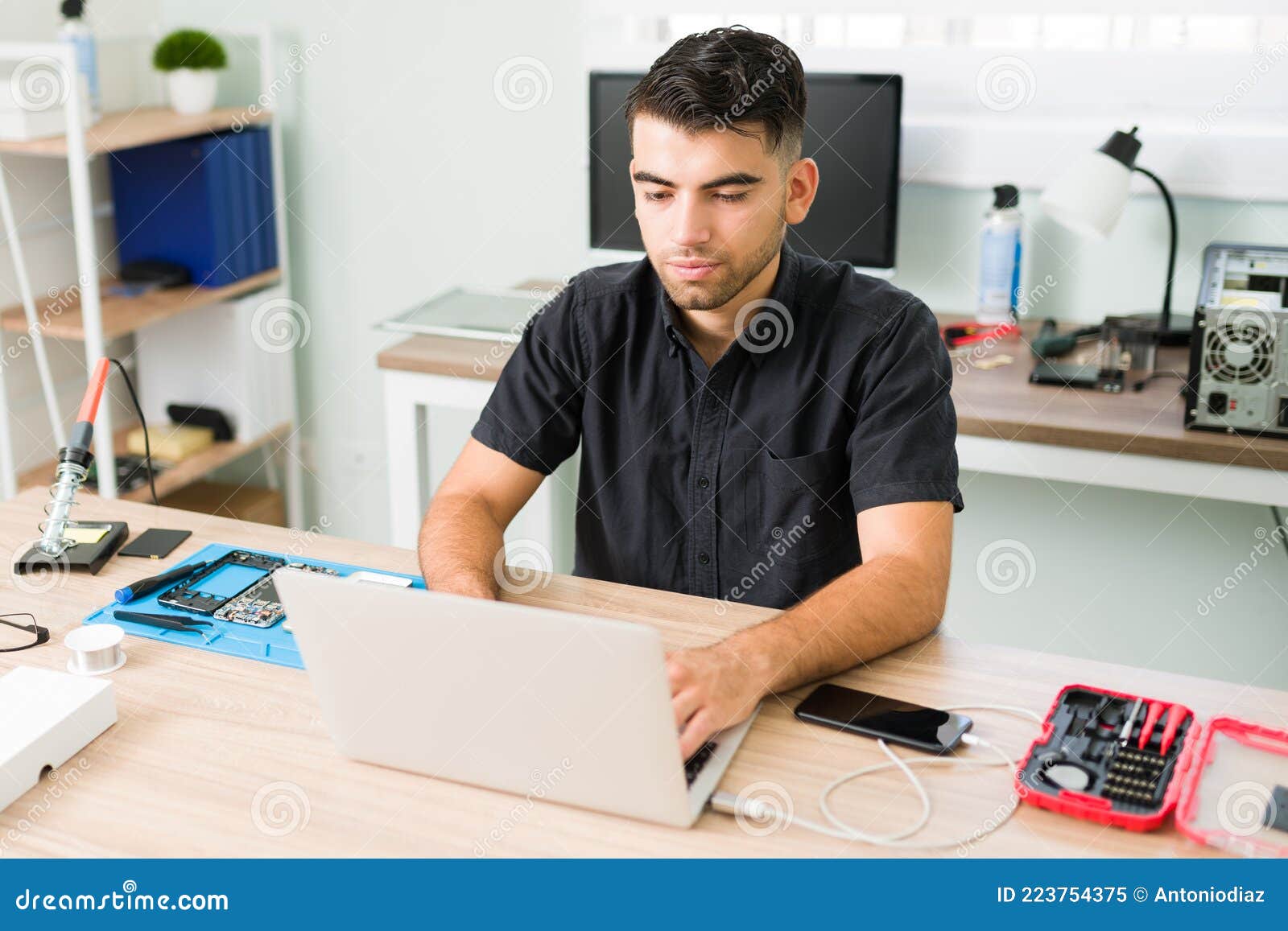 Laptop With Installing Update Process With Gearbox Percentage Progress ...