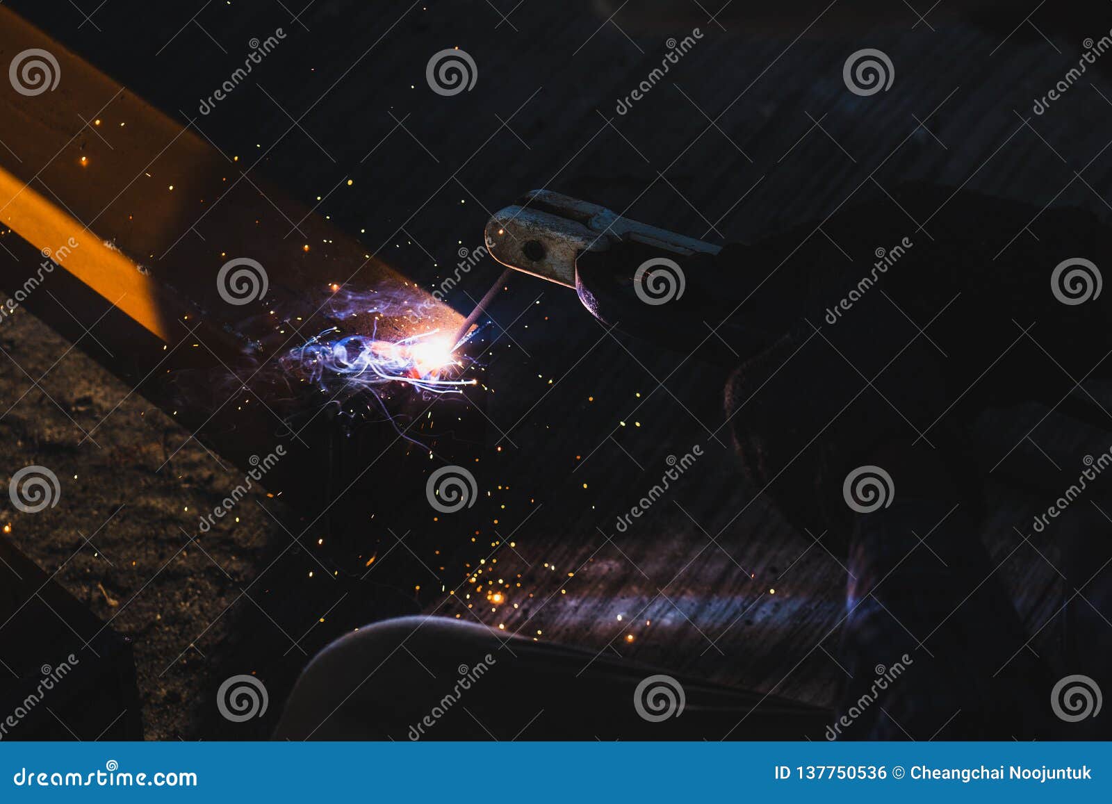 Using Welding Inspection Mirror For Check Visual Welding Defects ...