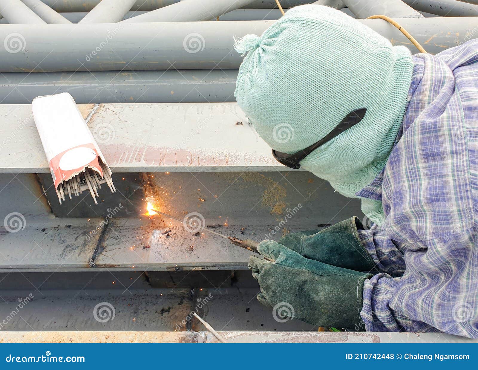 Technicians are Welding Steel Roof Structures Stock Photo - Image of ...
