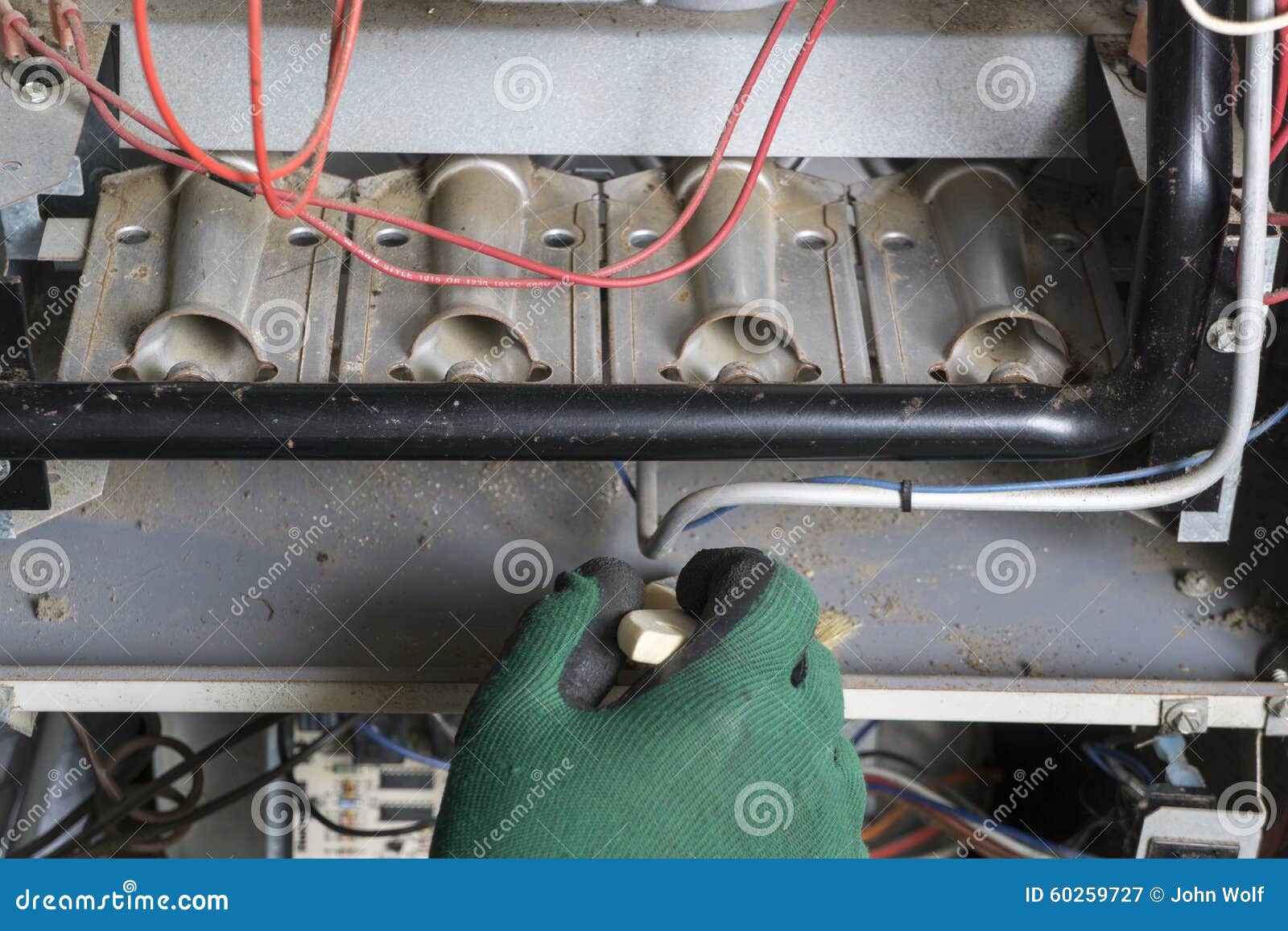 Technicien Cleaning Un Gaz Naturel Furnance Image stock - Image du ...