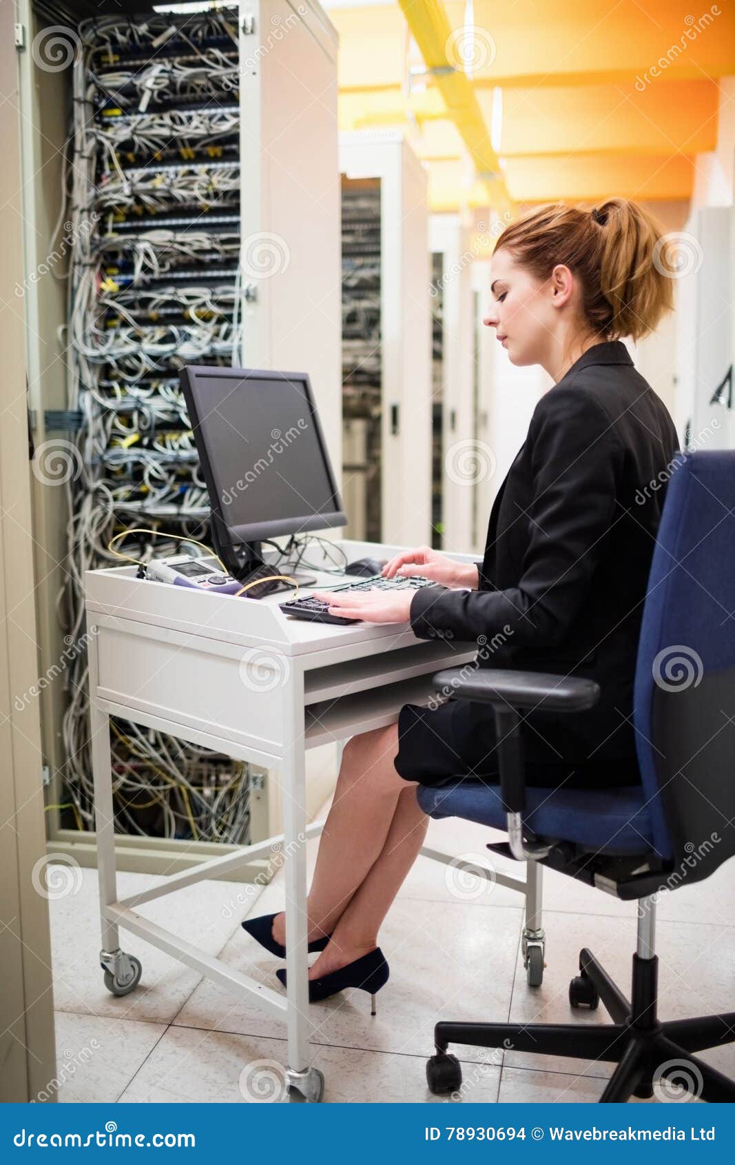 Technicus Die Aan Computer Werken Stock Foto - Image of kabel, bedrijf ...