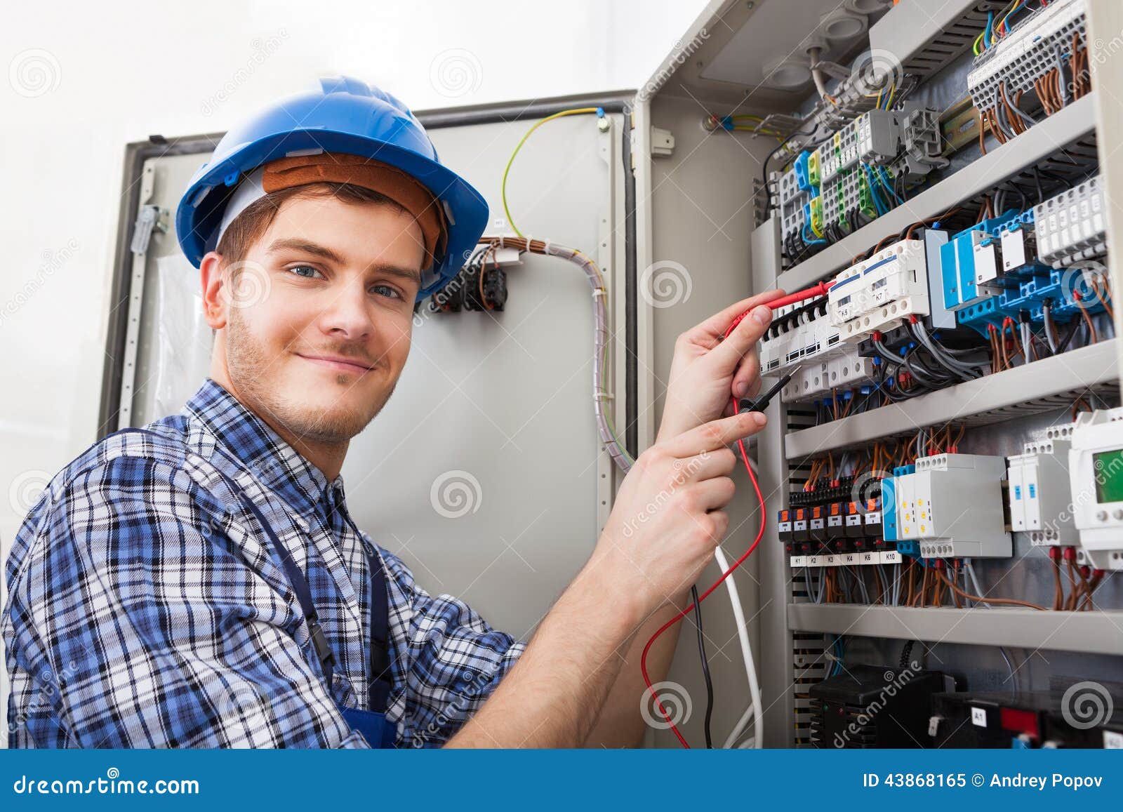 Technicus Die Fusebox Met Multimetersonde Onderzoeken Stock Afbeelding ...