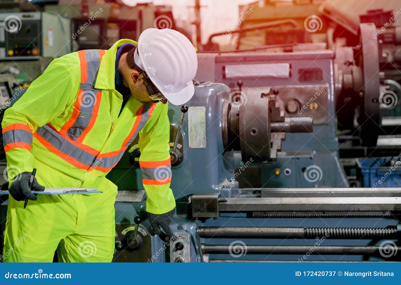 Technicus Met Uniforme Veiligheidscontrole En Onderhoud Van De Machine ...