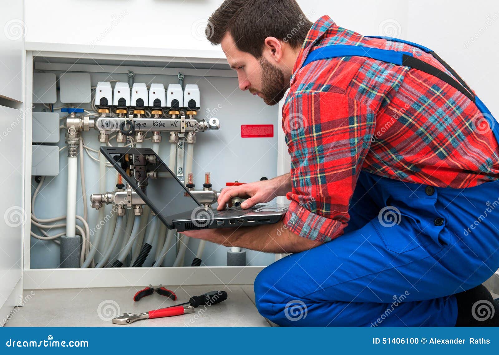 Techniker bei der Arbeit stockfoto. Bild von klempnerarbeit - 51406100