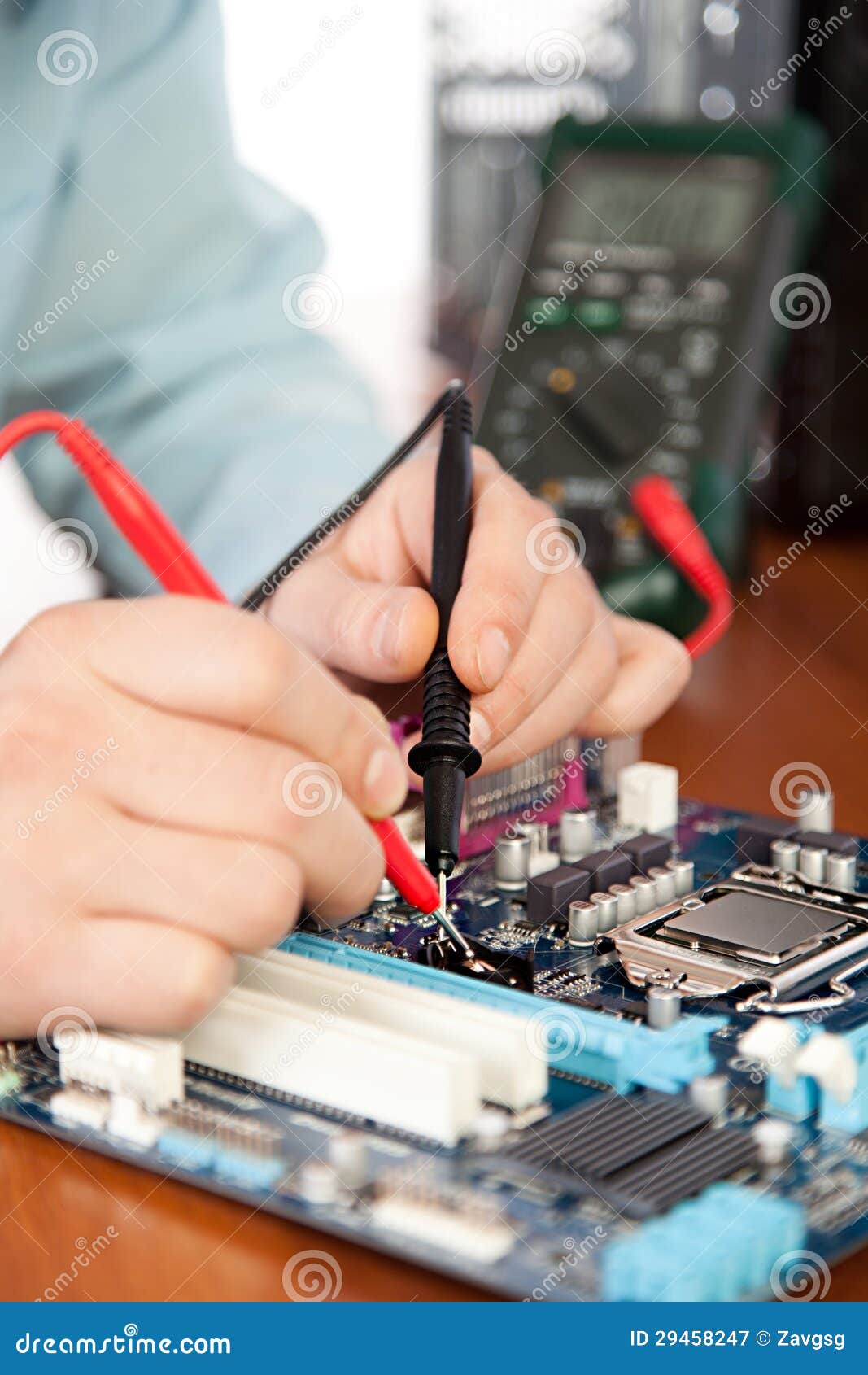 Techniker, Der Computerhardware Im Labor Repariert Stockbild - Bild von ...