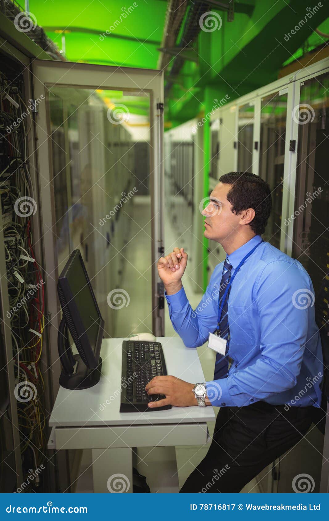 Techniker, Der an Personal-Computer Beim Analysieren Des Servers ...