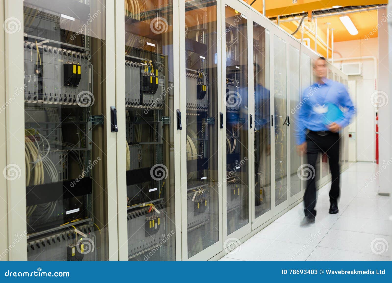 Techniker, Der in Serverraum Geht Stockbild - Bild von elektronik ...