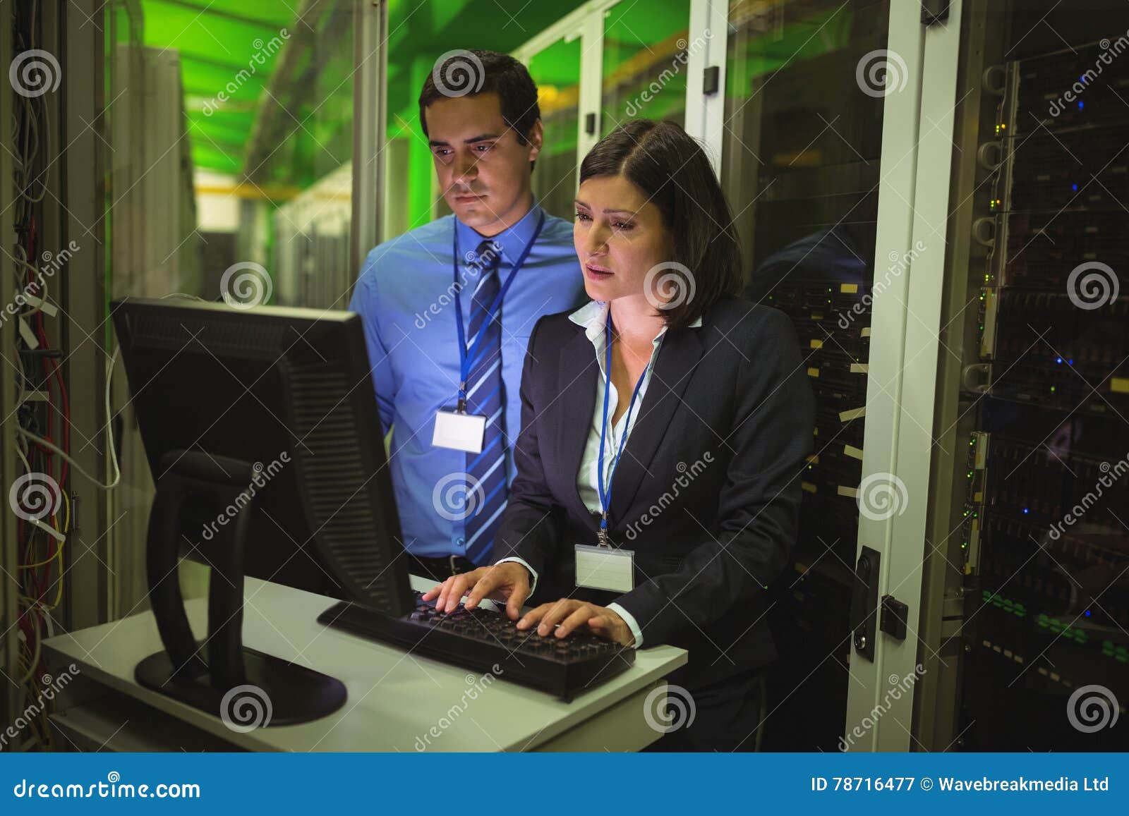 Techniker, Die an Personal-Computer Beim Analysieren Des Servers ...