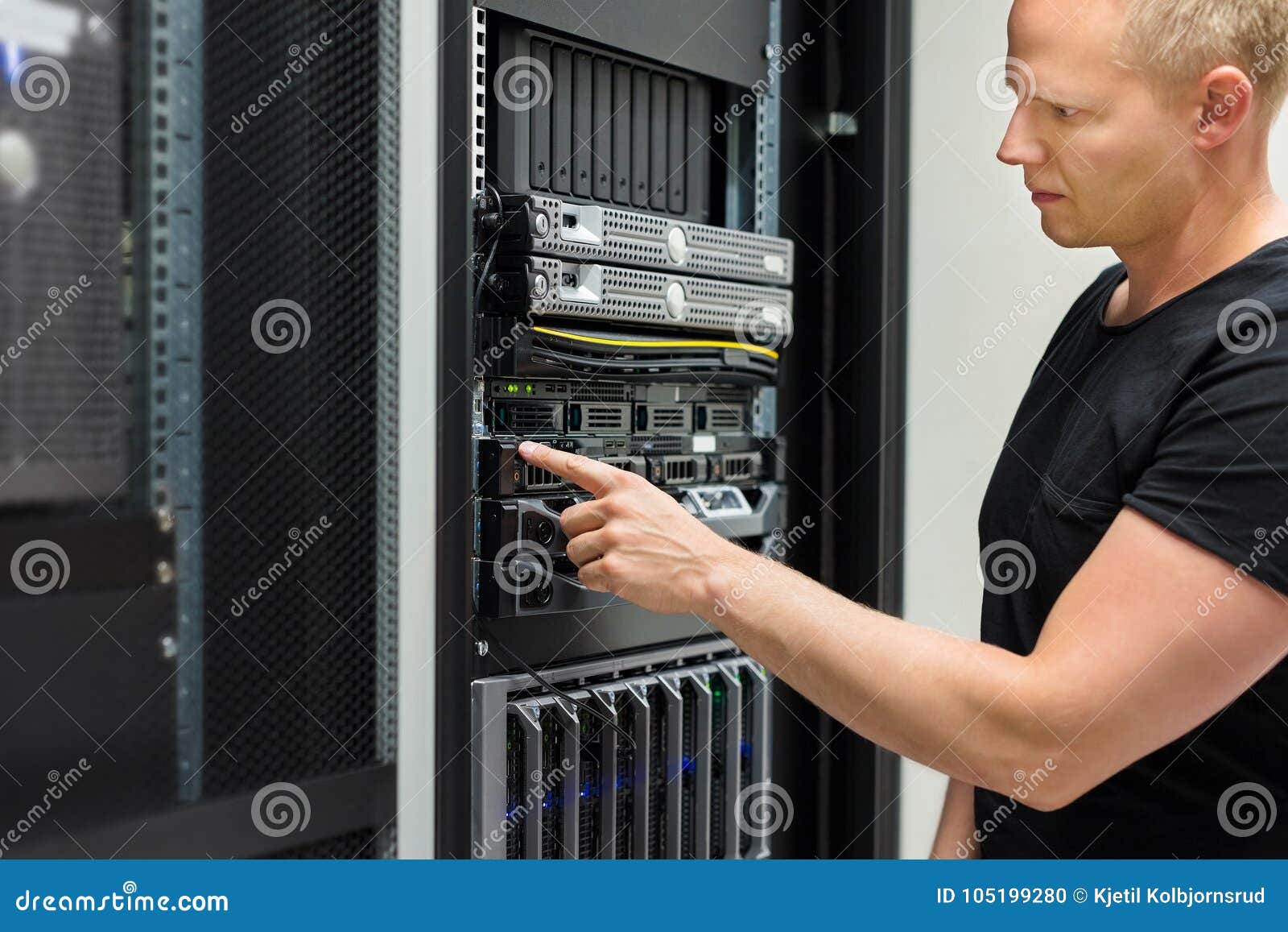 It-Techniker-Monitors Server on-Gestell in Datacenter Stockfoto - Bild ...