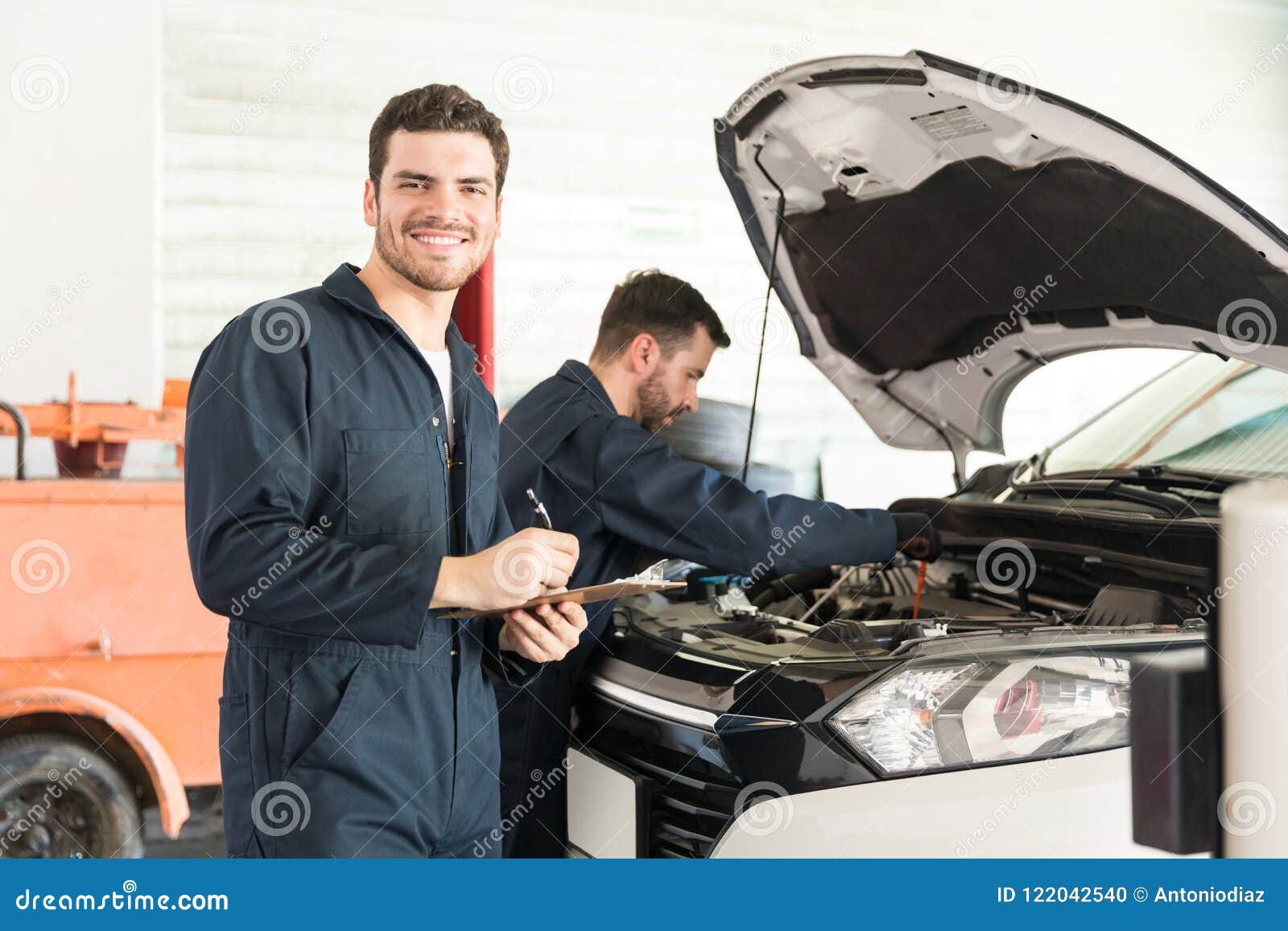 Techniker-Preparing Checklist while-Kollege, Der Herein Auto ...