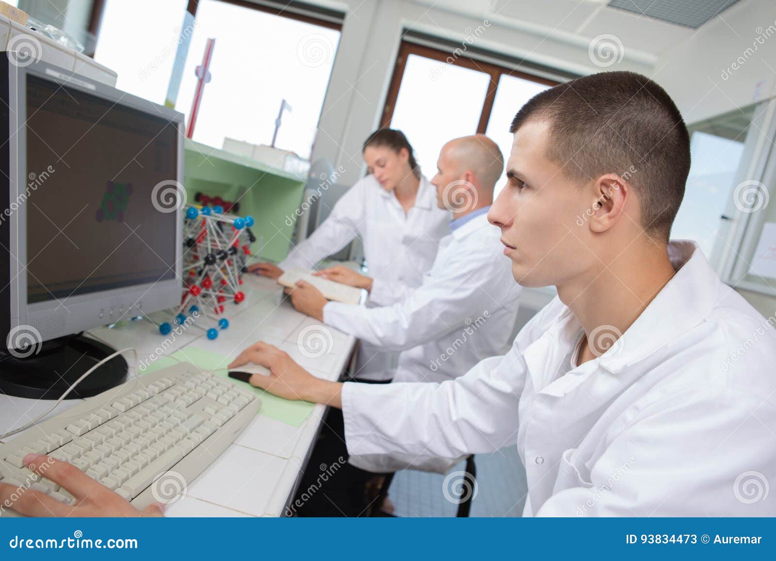 Technikstudenten Im Labor Unter Verwendung Des Computers Stockbild ...