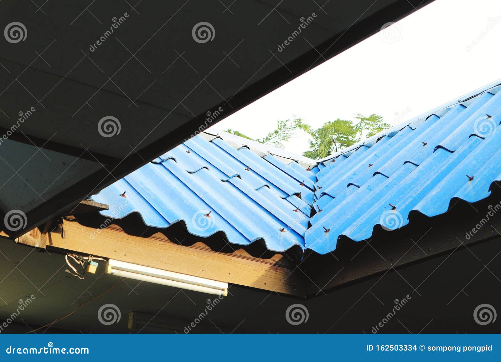 Techo Azul Cielo Del Techo Corredizo Foto de archivo - Imagen de cielo ...