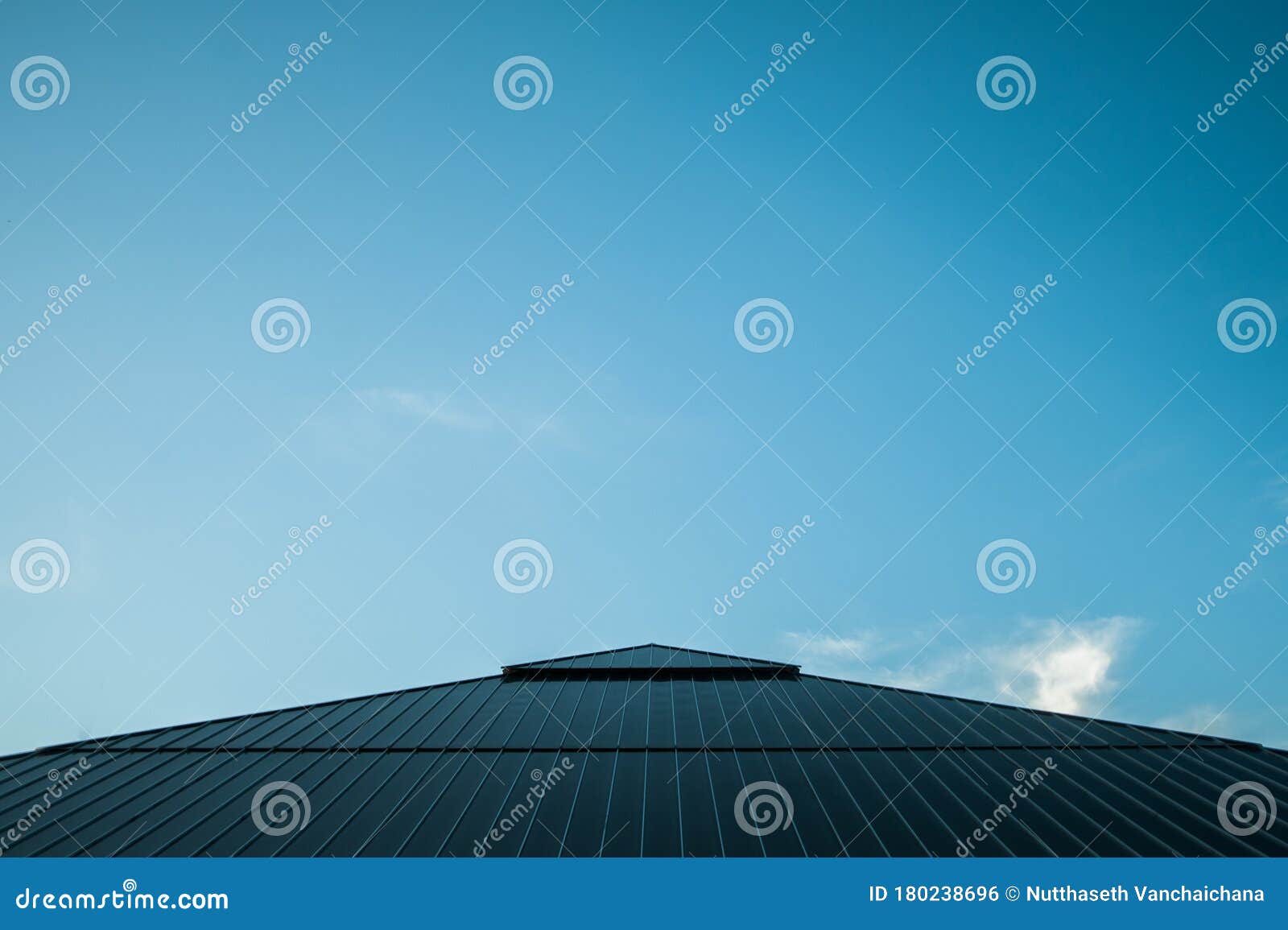 Techo con cielo azul. foto de archivo. Imagen de azul - 180238696