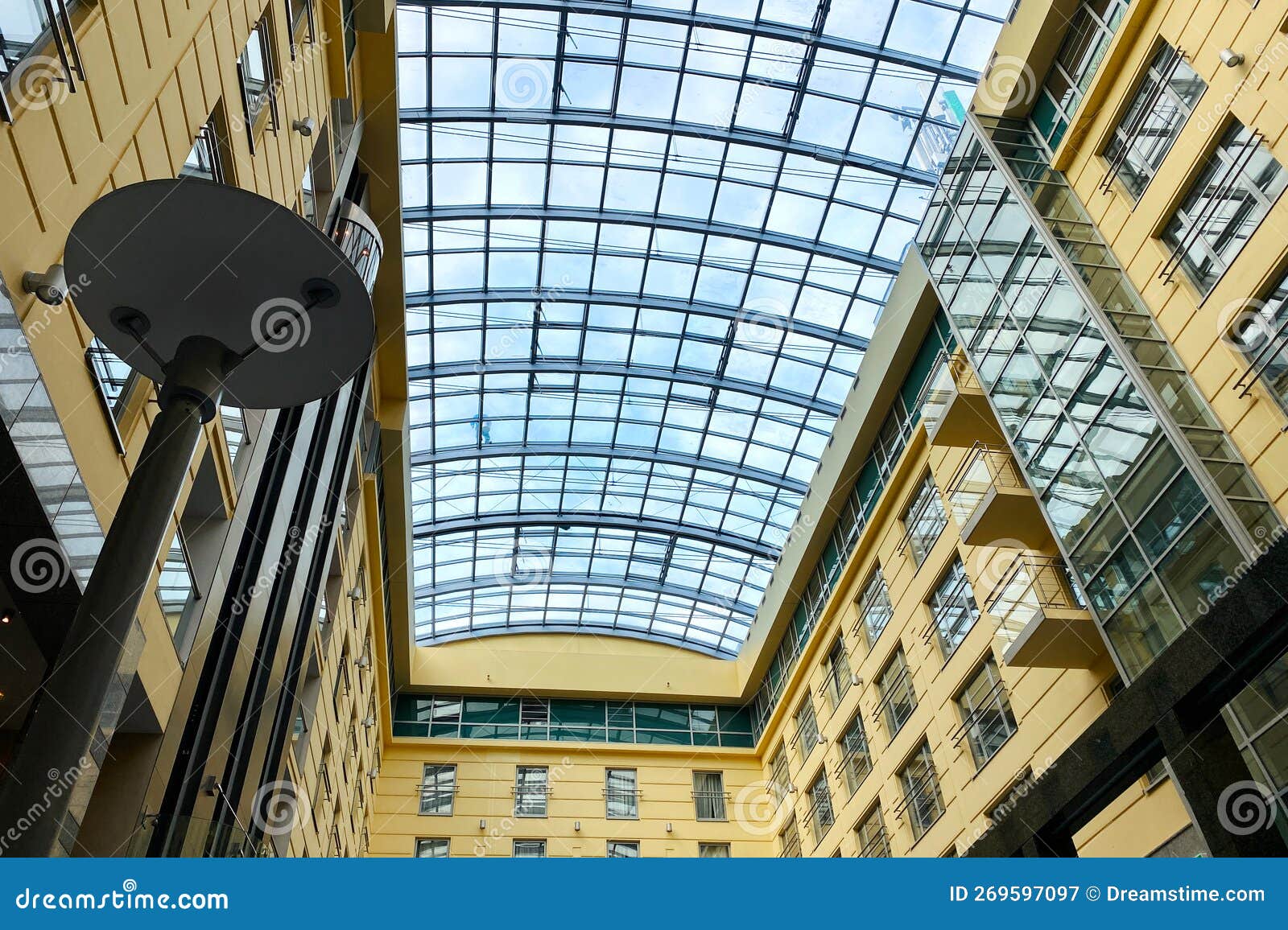 Techo De Cristal En Un Moderno Techo De Un Edificio En Un Centro ...