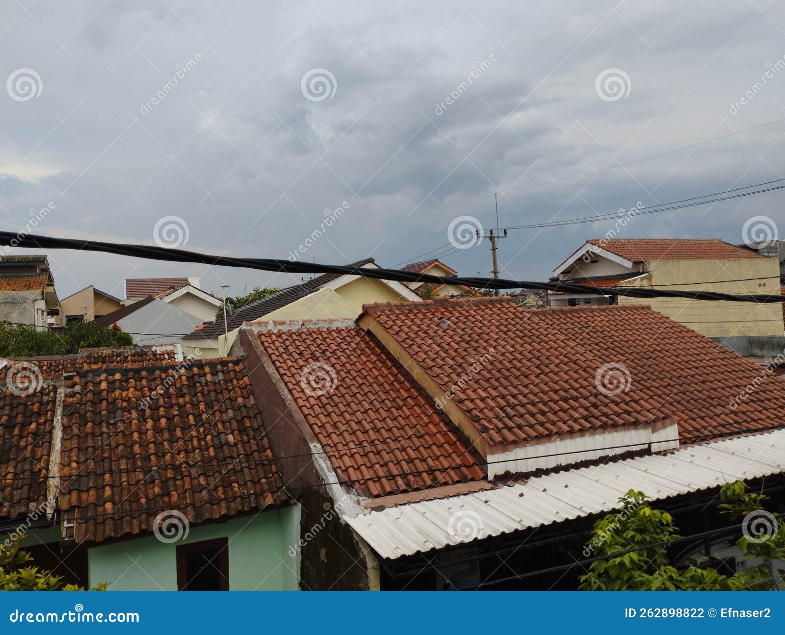 Techo De Las Casas Del Segundo Piso Foto de archivo - Imagen de casas ...