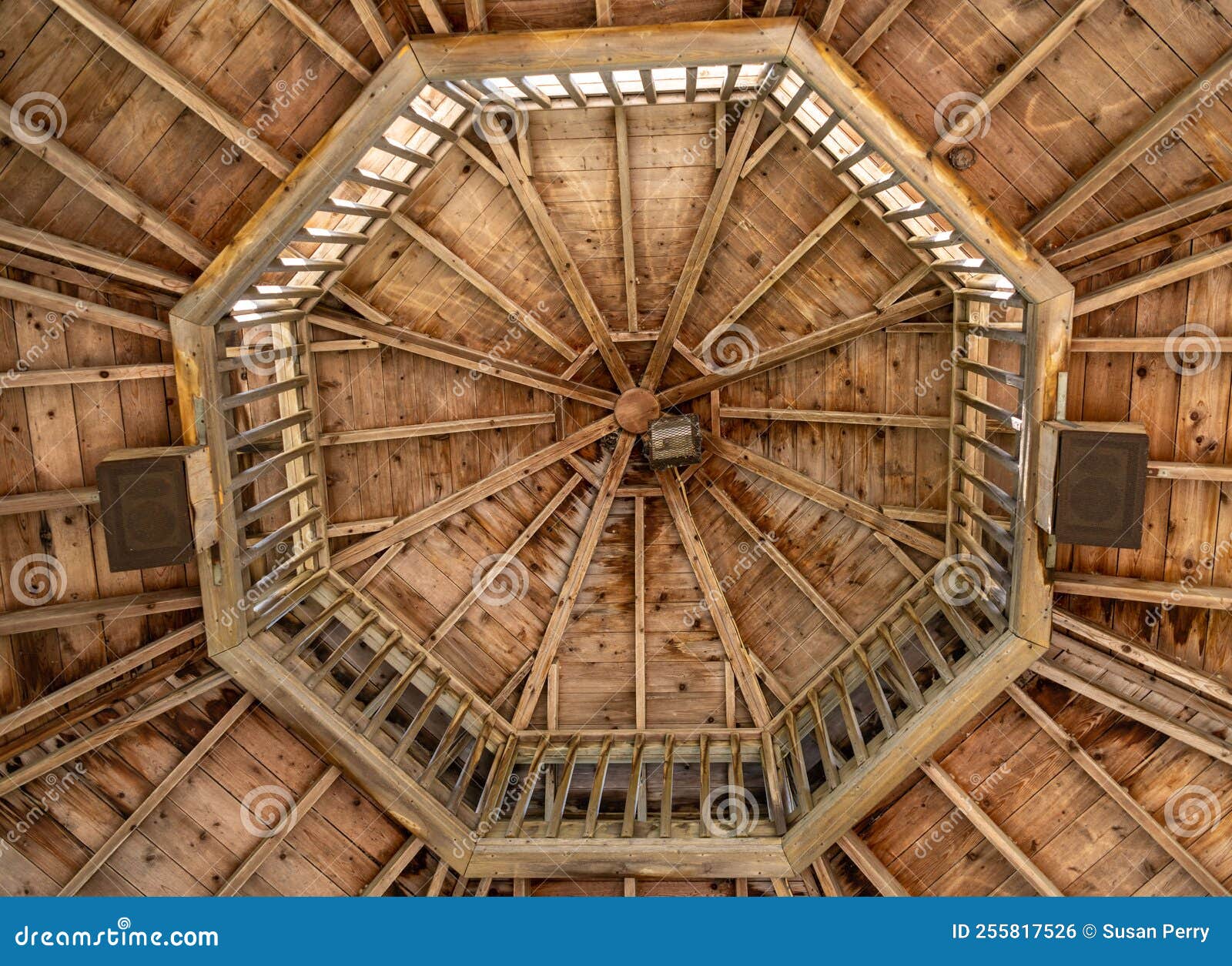 Techo De Madera De Una Estructura En El Parque Foto de archivo - Imagen ...