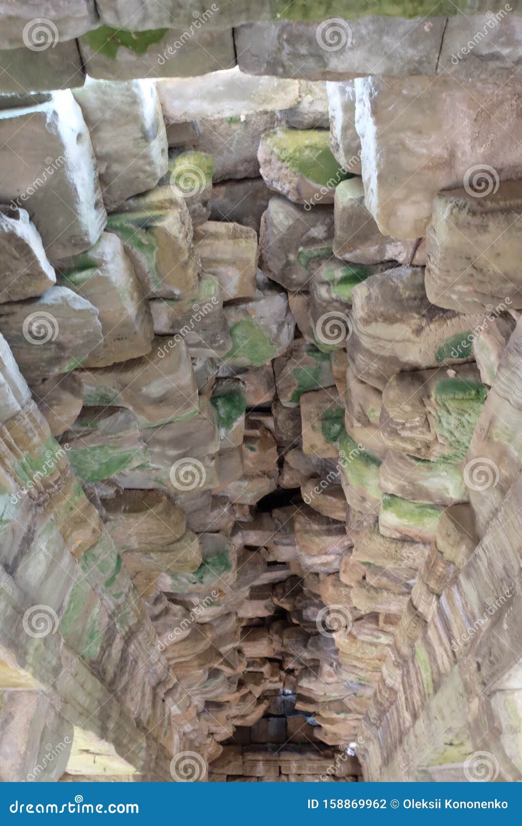 Techo De Piedra Enlucido De Un Edificio Medieval. Ruinas De Piedra Foto ...