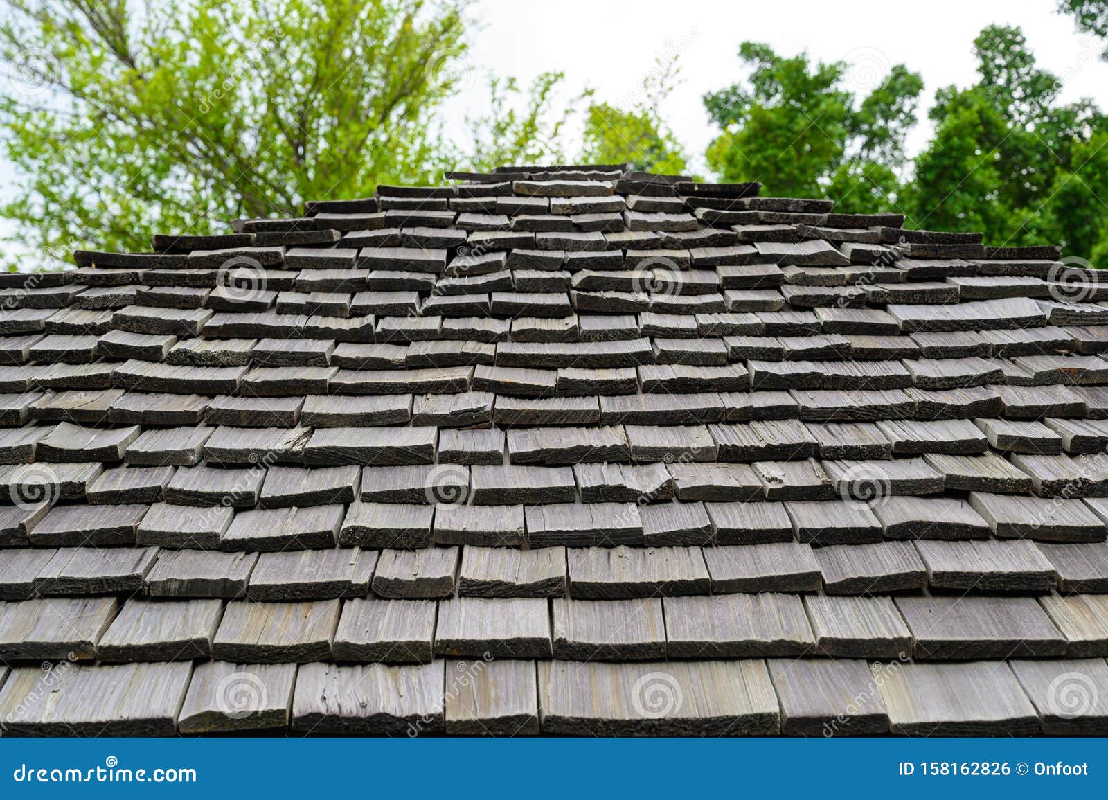 Techo de tejas de madera foto de archivo. Imagen de superficie - 158162826