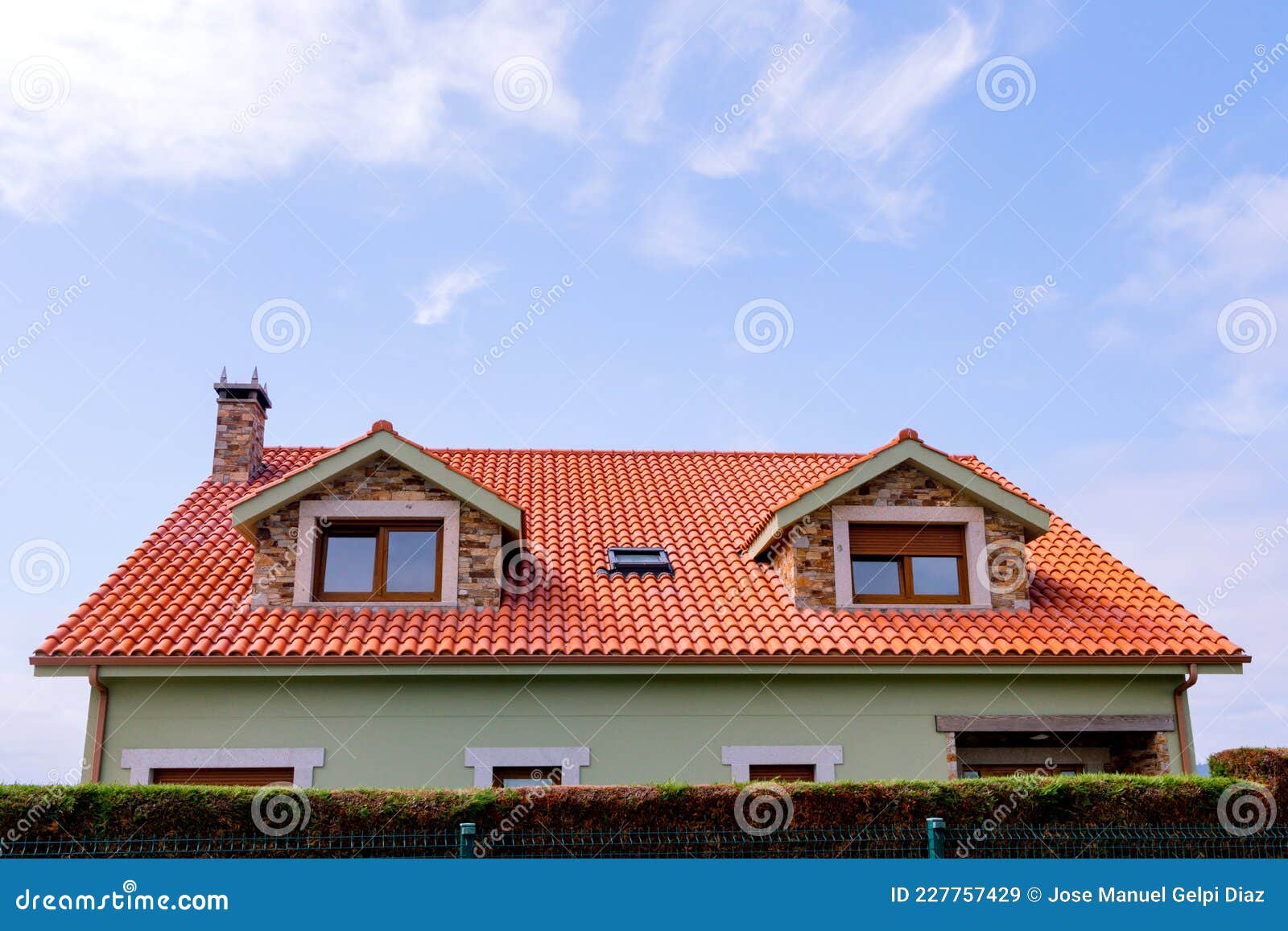 Techo de tejas rojas imagen de archivo. Imagen de europa - 227757429