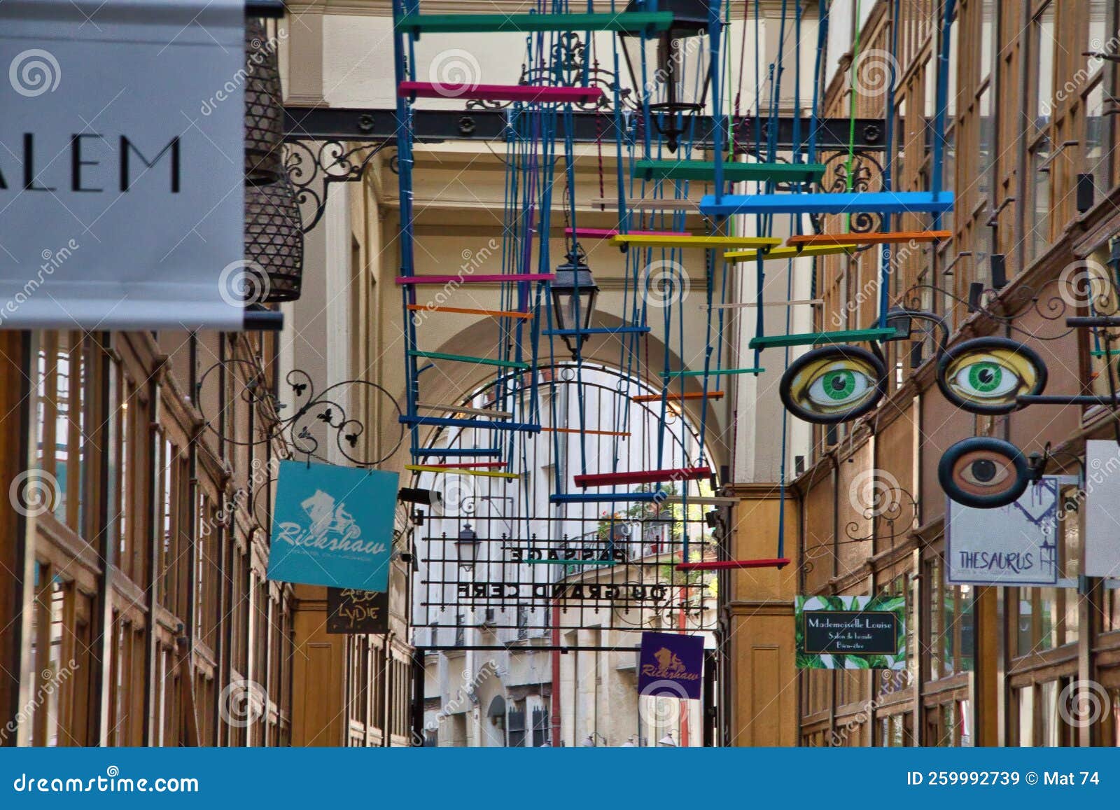 Techo de un edificio imagen de archivo. Imagen de moderno - 259992739