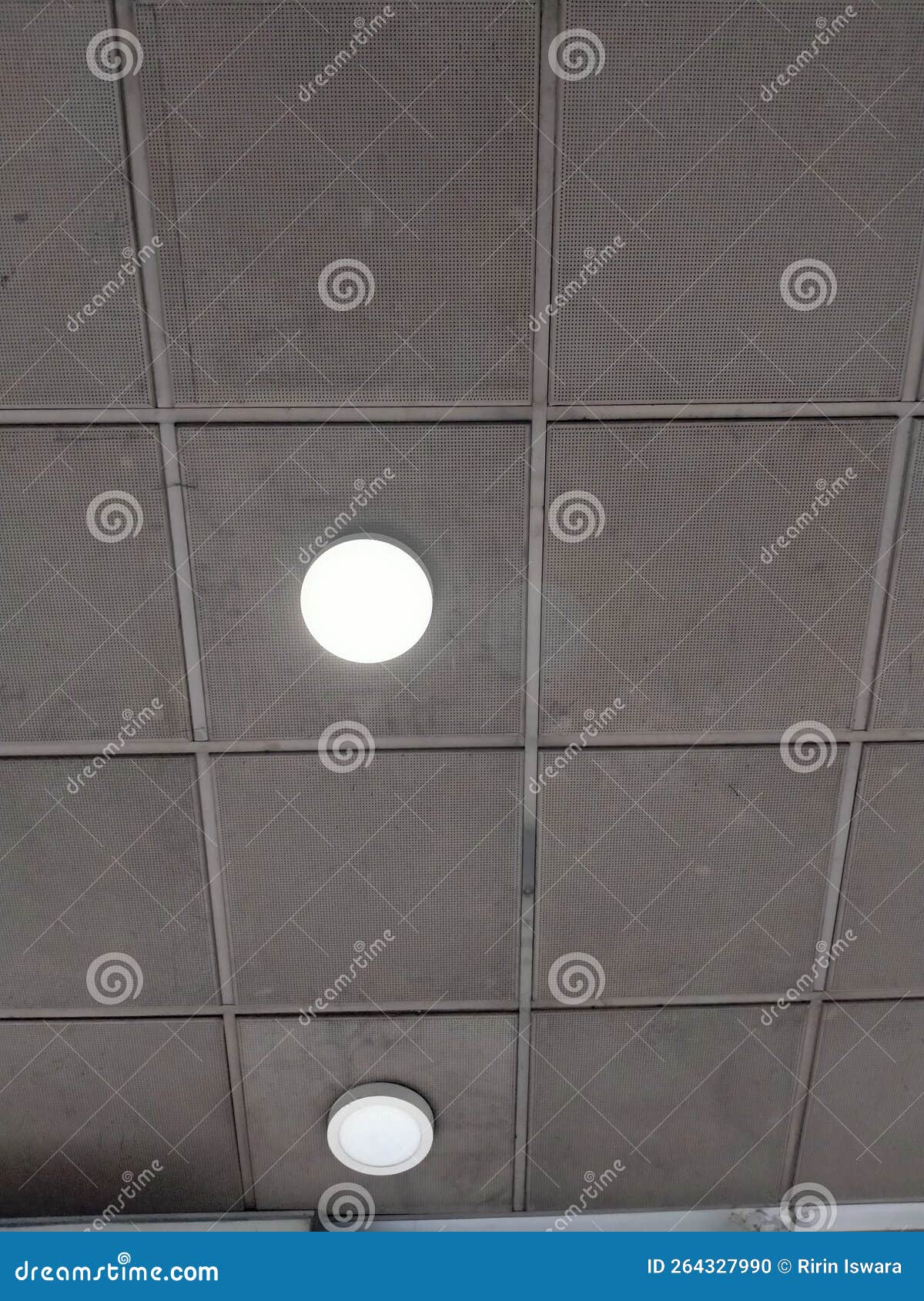 Techo de un edificio foto de archivo. Imagen de azulejo - 264327990