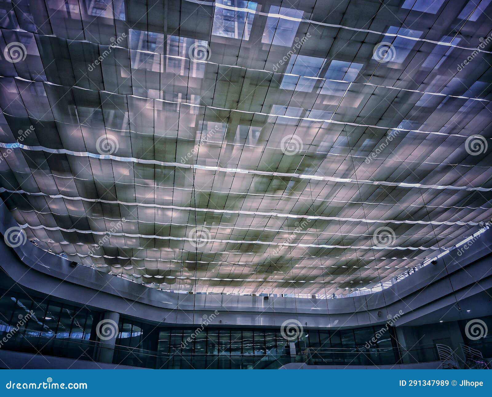 Techo De Un Edificio Moderno Imagen de archivo - Imagen de ciudad ...