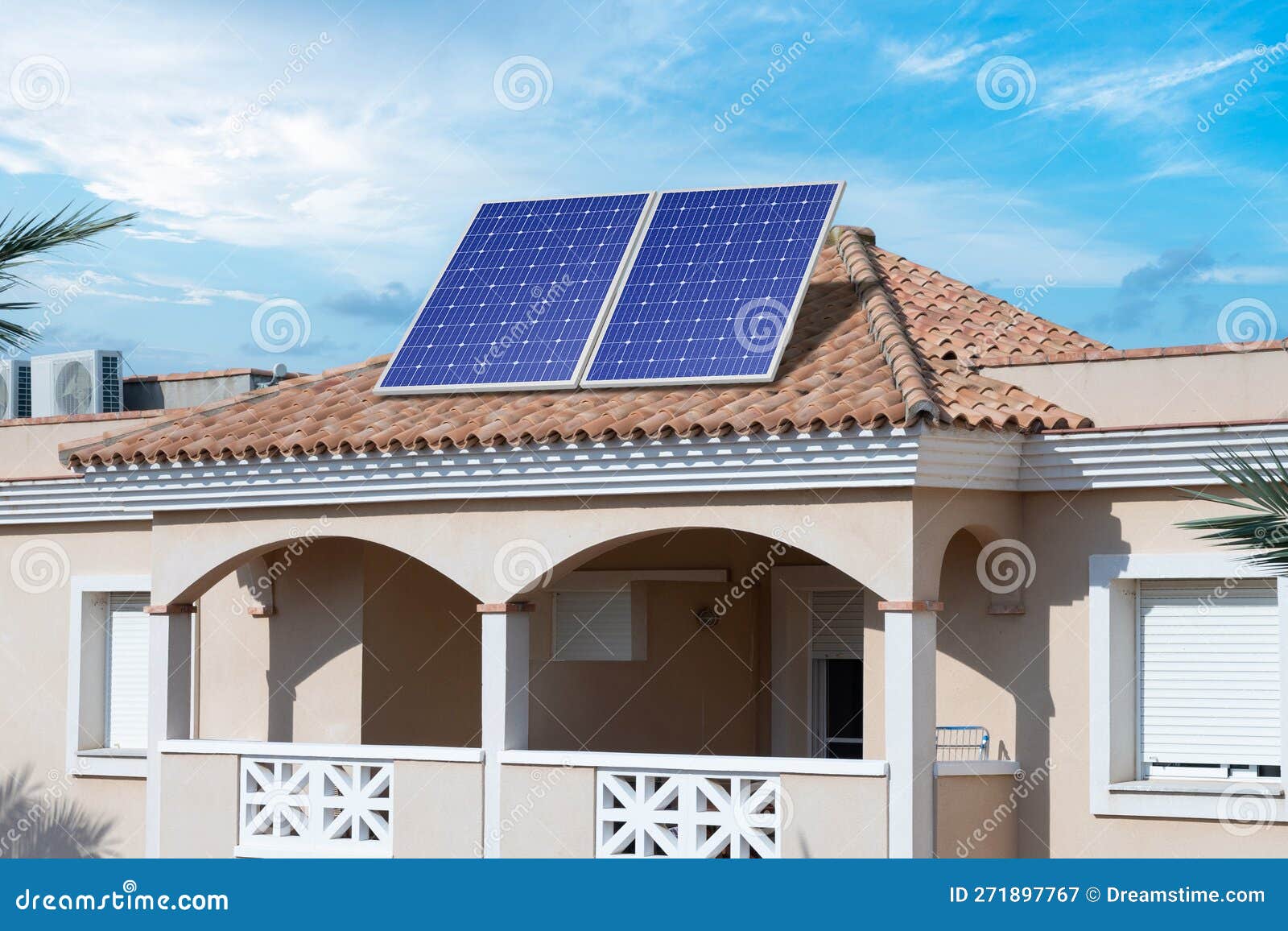 Techo De Una Casa Con Paneles Solares Imagen de archivo - Imagen de ...