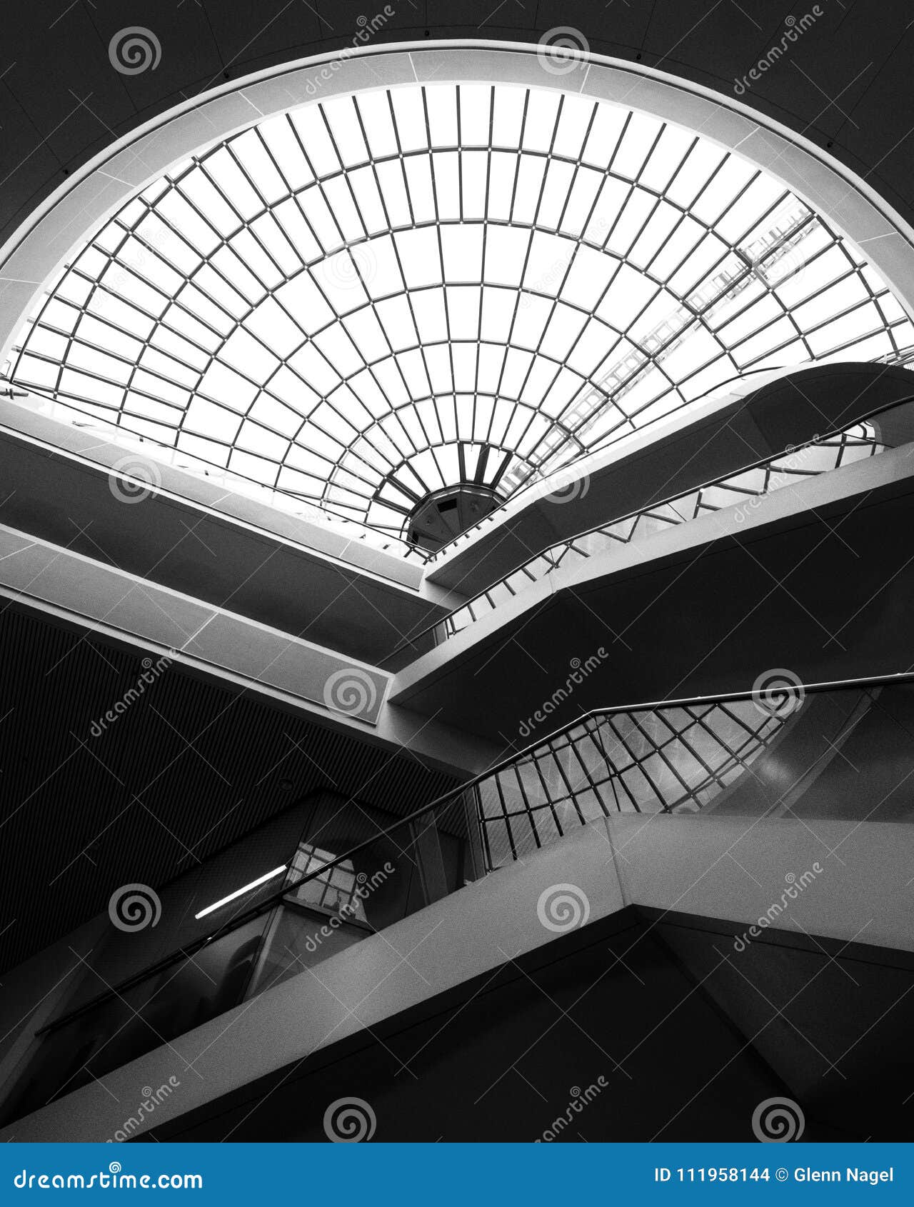 Techo Del Tragaluz Dentro Del Museo De Perlan Imagen de archivo ...