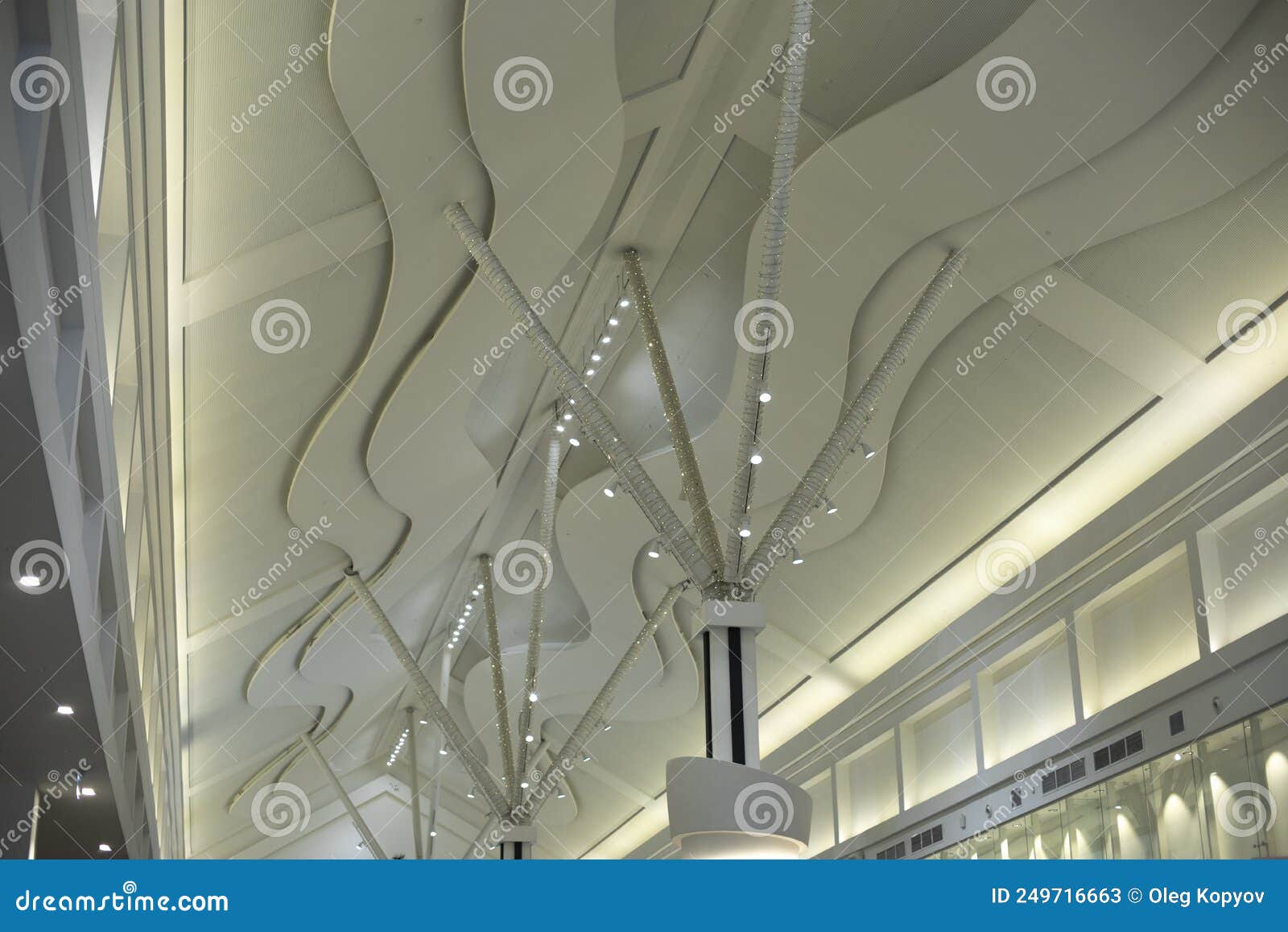 Techo En Centro Comercial. Detalles Del Techo En Un Gran Edificio ...