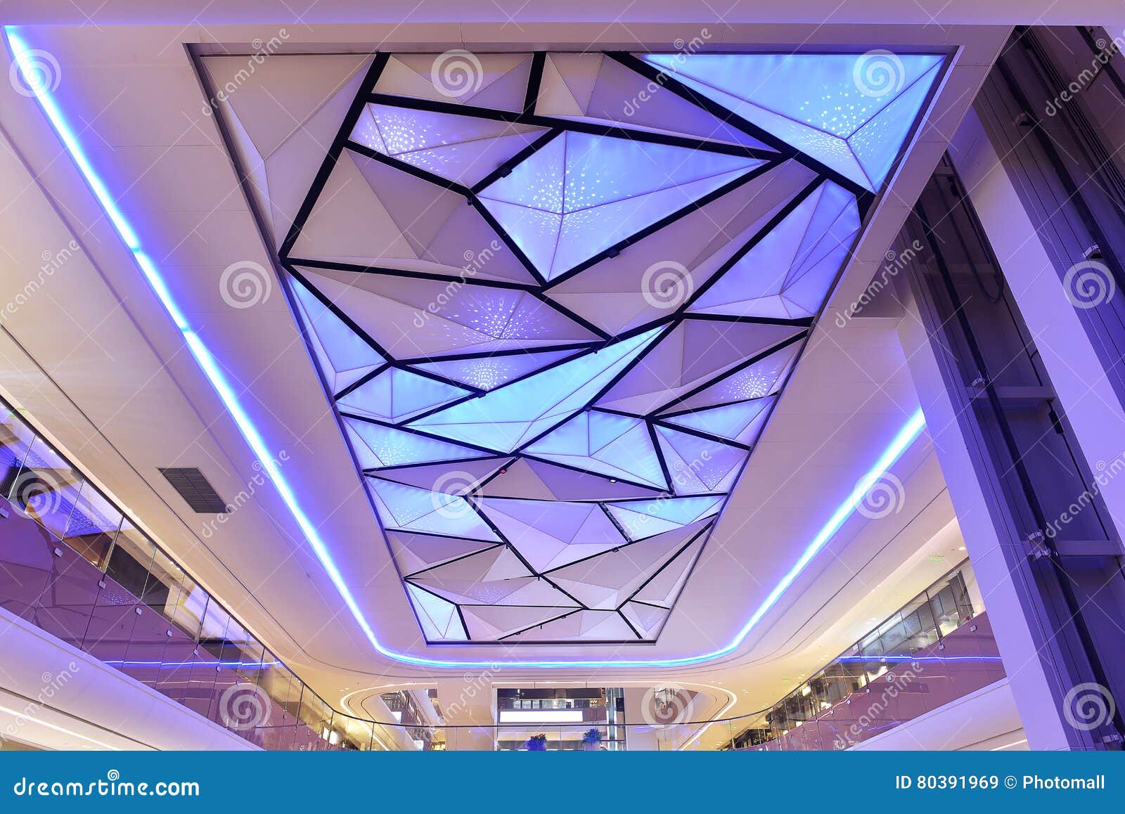 Techo Llevado Del Edificio Comercial Imagen de archivo - Imagen de ...