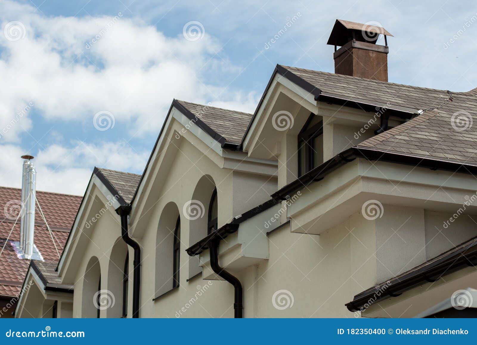Techo Triangular De Una Casa Nueva Contra Un Cielo Azul Foto de archivo ...