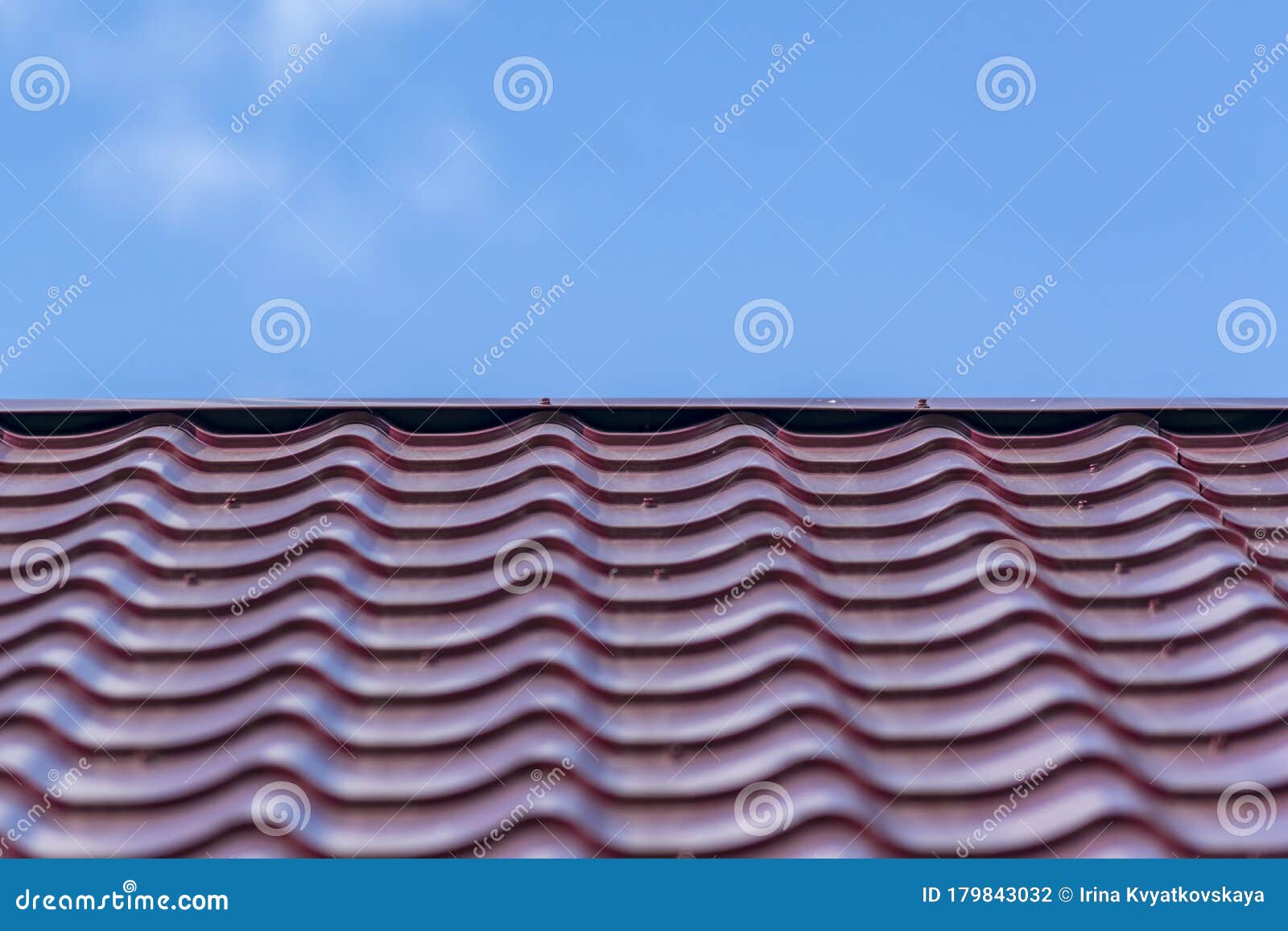 Techos De Tejas De Cielo Azul Foto de archivo - Imagen de textura, casa ...