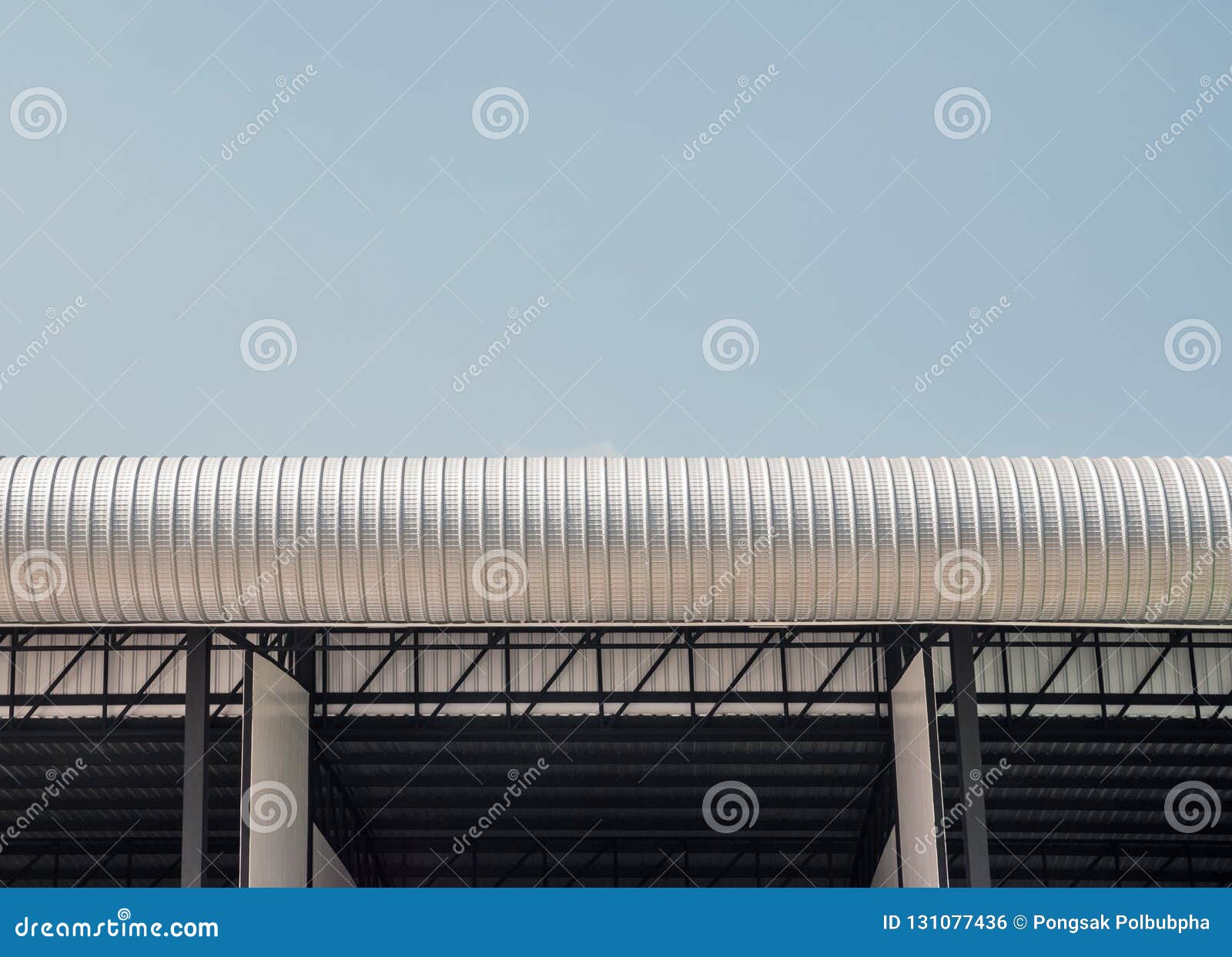 Techumbre Del Metal Del Rollo En El Edificio De La Industria Foto de ...