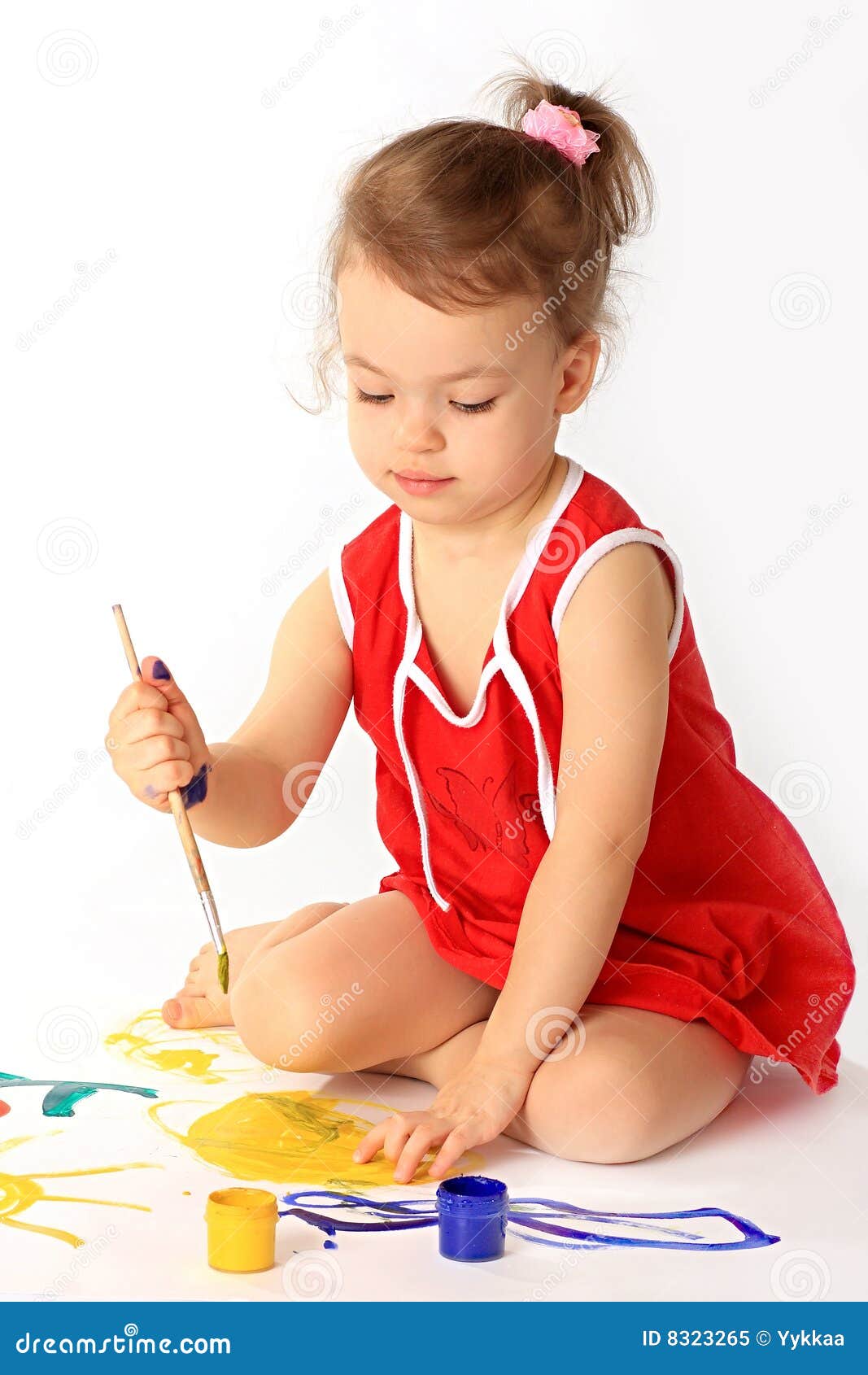 Tecknar flickan fotografering för bildbyråer. Bild av härlig - 8323265