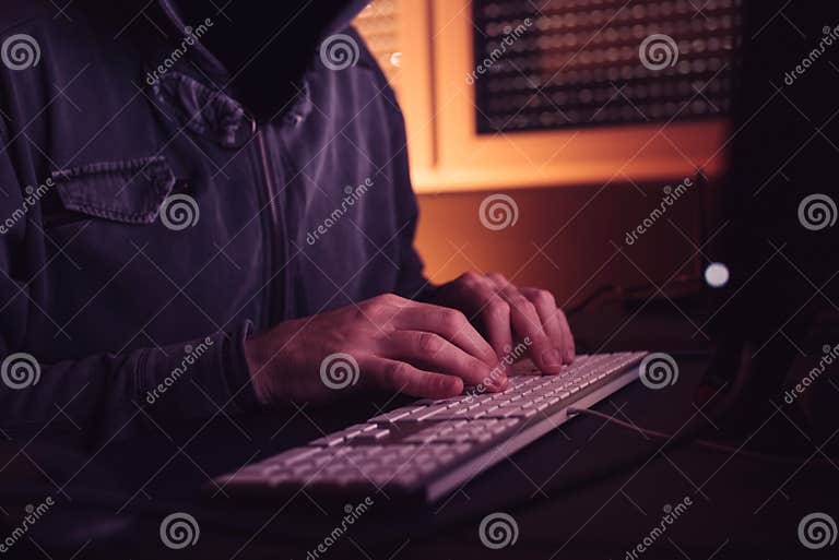 Teclado De Datilografia Do Hacker De Computador Foto de Stock - Imagem ...