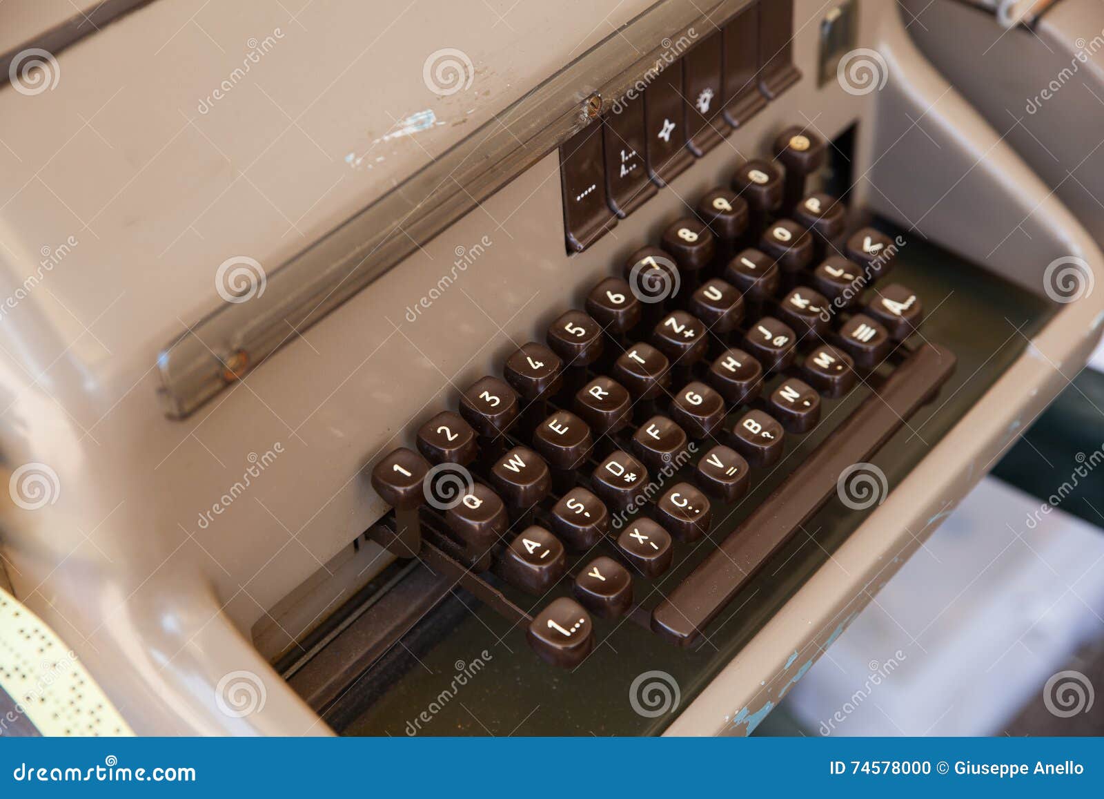 Teclado do telex antigo foto de stock. Imagem de colheita - 74578000