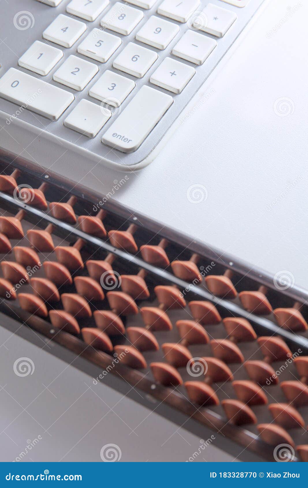 Teclado y abacus chino foto de archivo. Imagen de cuero - 183328770