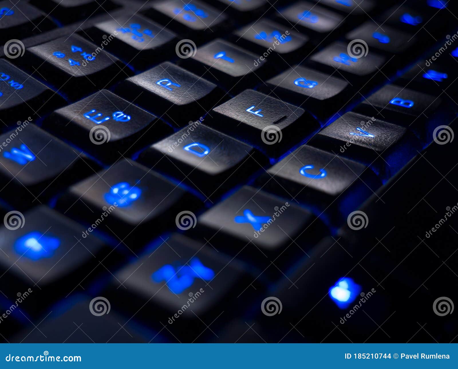 Teclas Del Teclado Retroiluminadas En Azul Foto de archivo - Imagen de ...