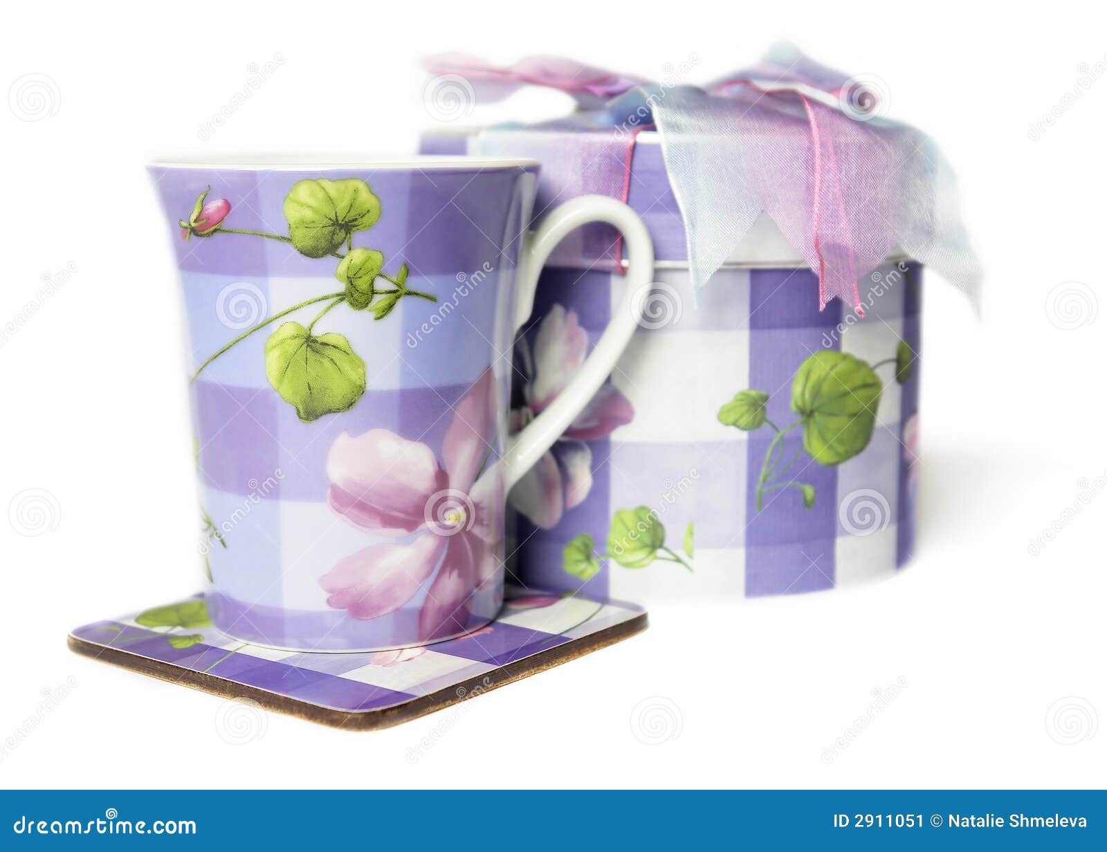 Tecup and gift box stock image. Image of basin, green - 2911051