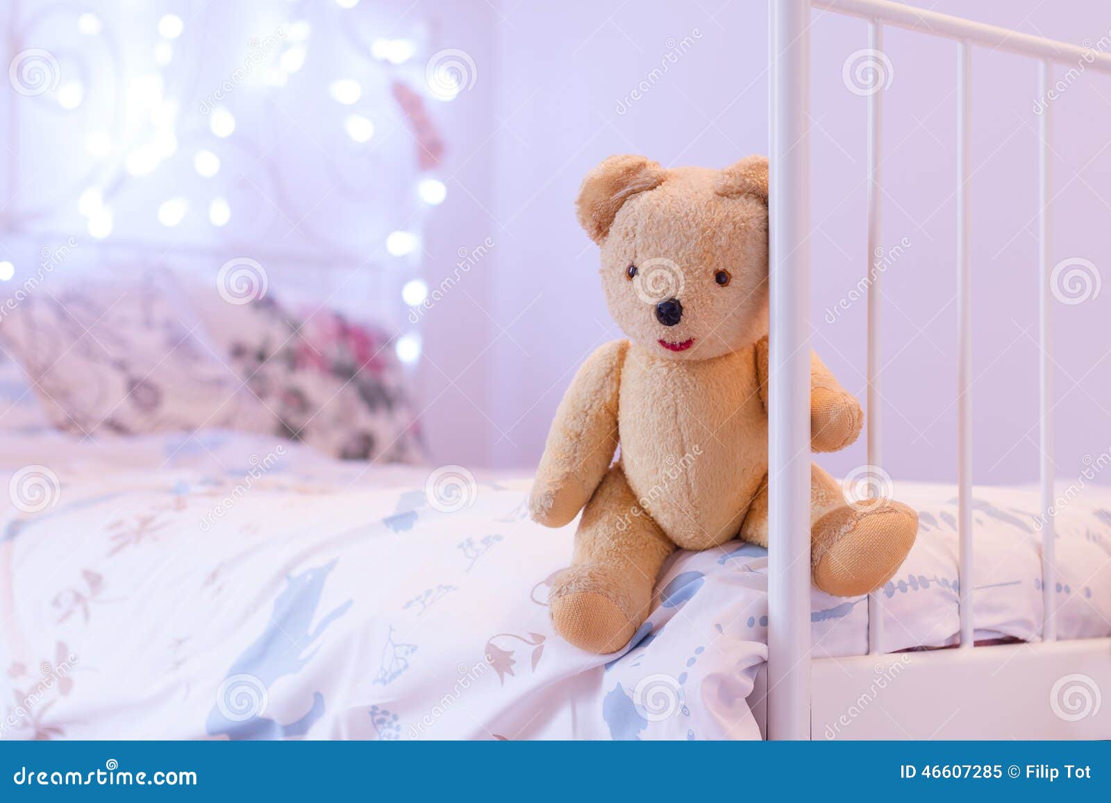 Teddy Bear auf Bett stockbild. Bild von bär, unschuld - 46607285