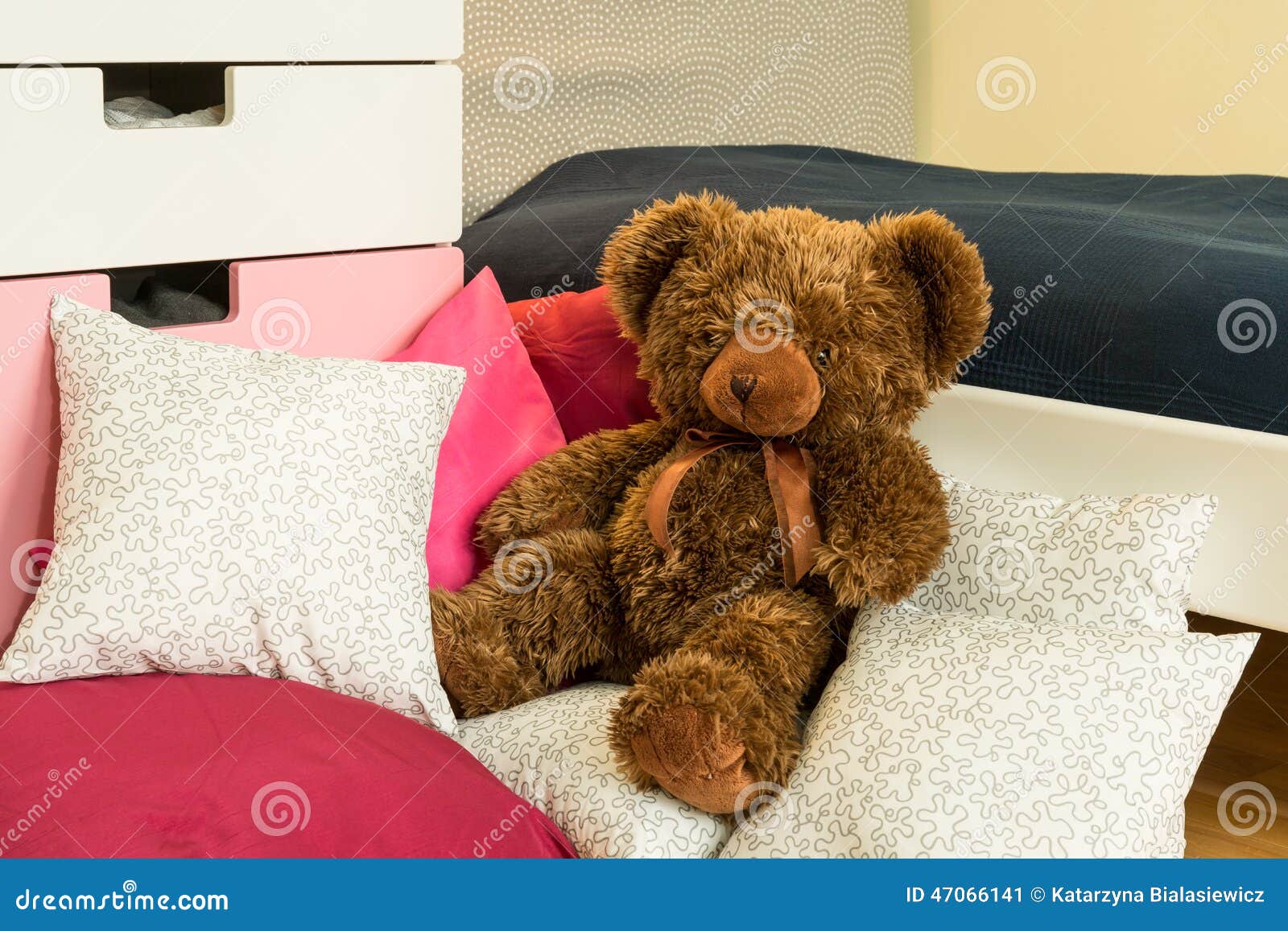 Teddy Bear auf Bett stockbild. Bild von plüsch, schönheit - 47066141