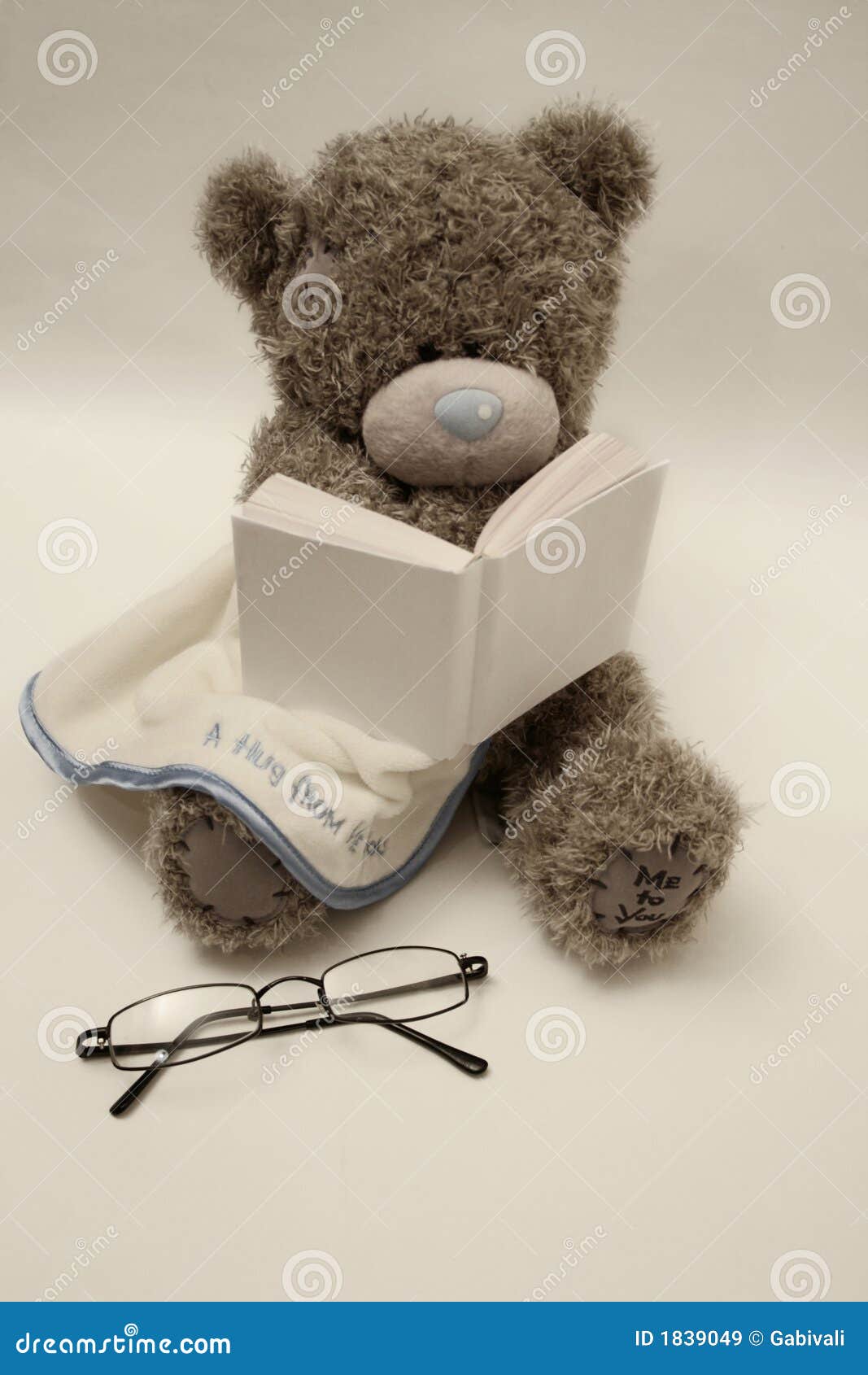 Teddy bear reading book editorial stock image. Image of love - 1839049
