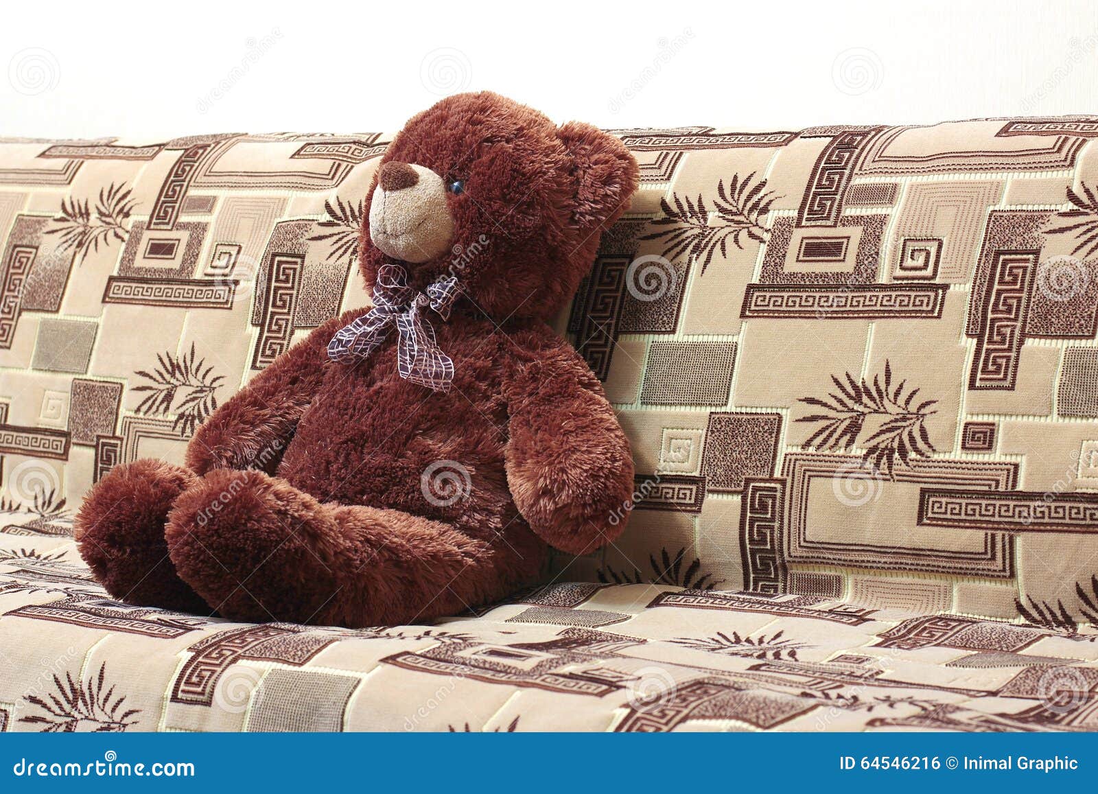 Teddy Bear on Sofa fotografia stock. Immagine di amico - 64546216