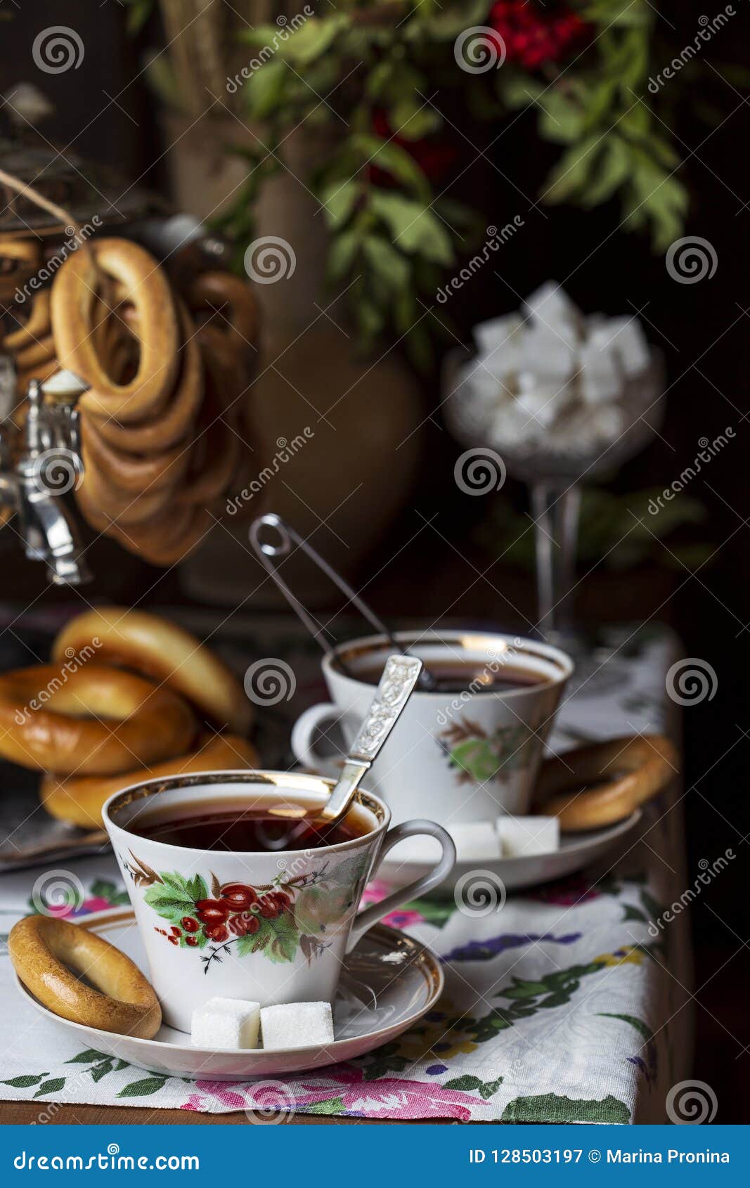 Tee in Der Russischen Art Von Einem Samowar Stockbild - Bild von brot ...